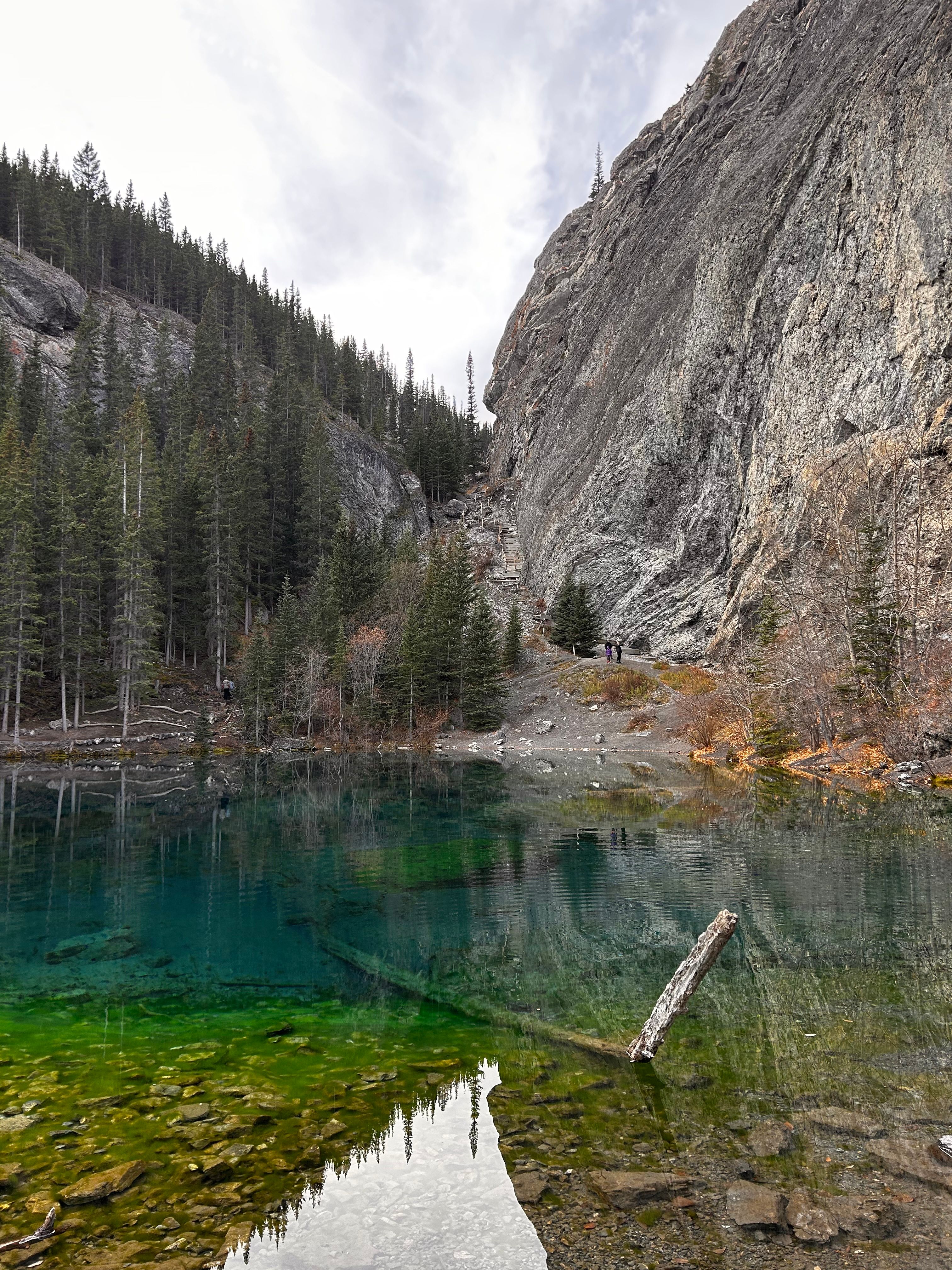 Scenic Emerald Lake and Rocky Cliffs in Banff · Free Stock Photo