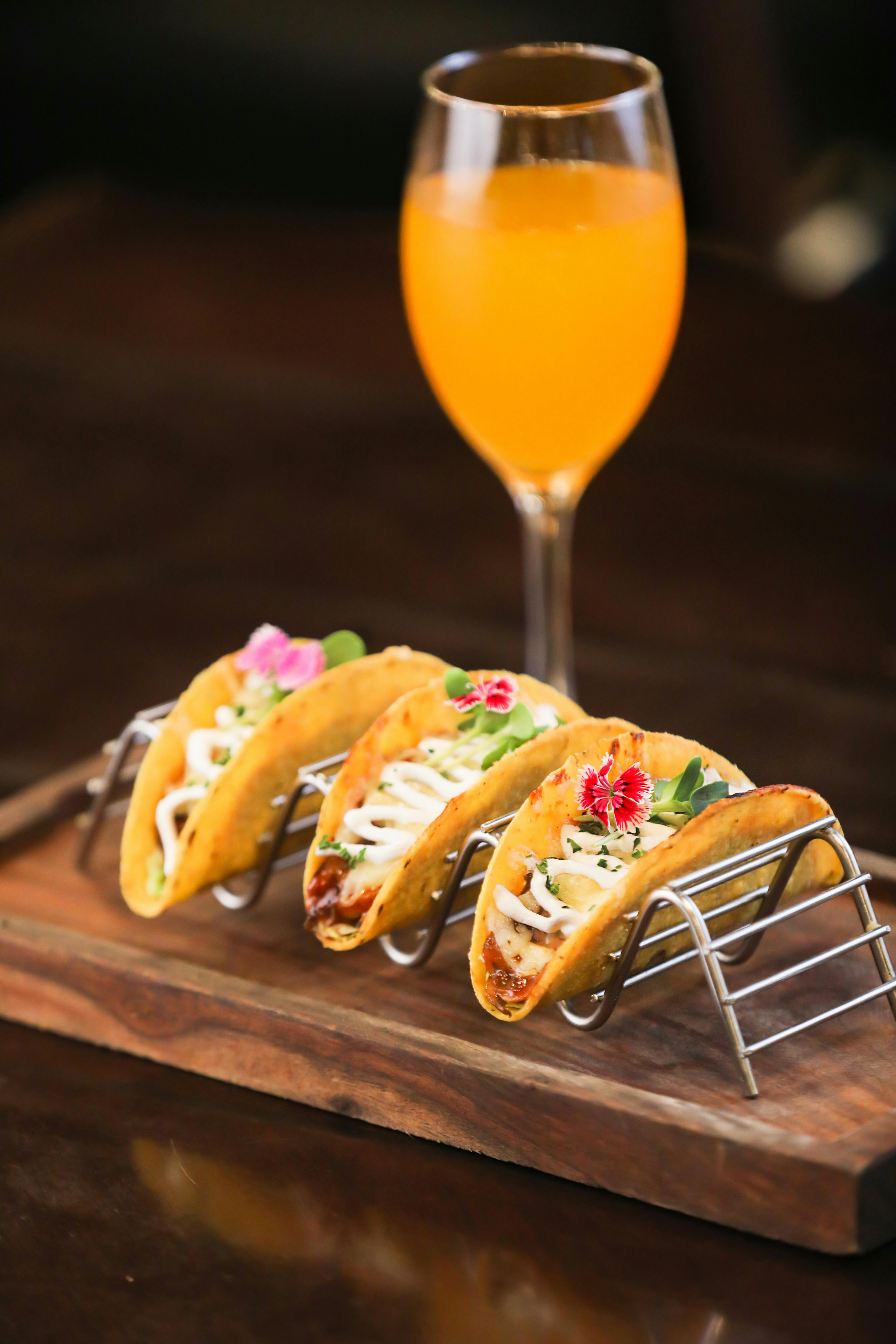 Tacos Coloridos Y Bebida De Naranja En Una Presentación Elegante · Foto ...