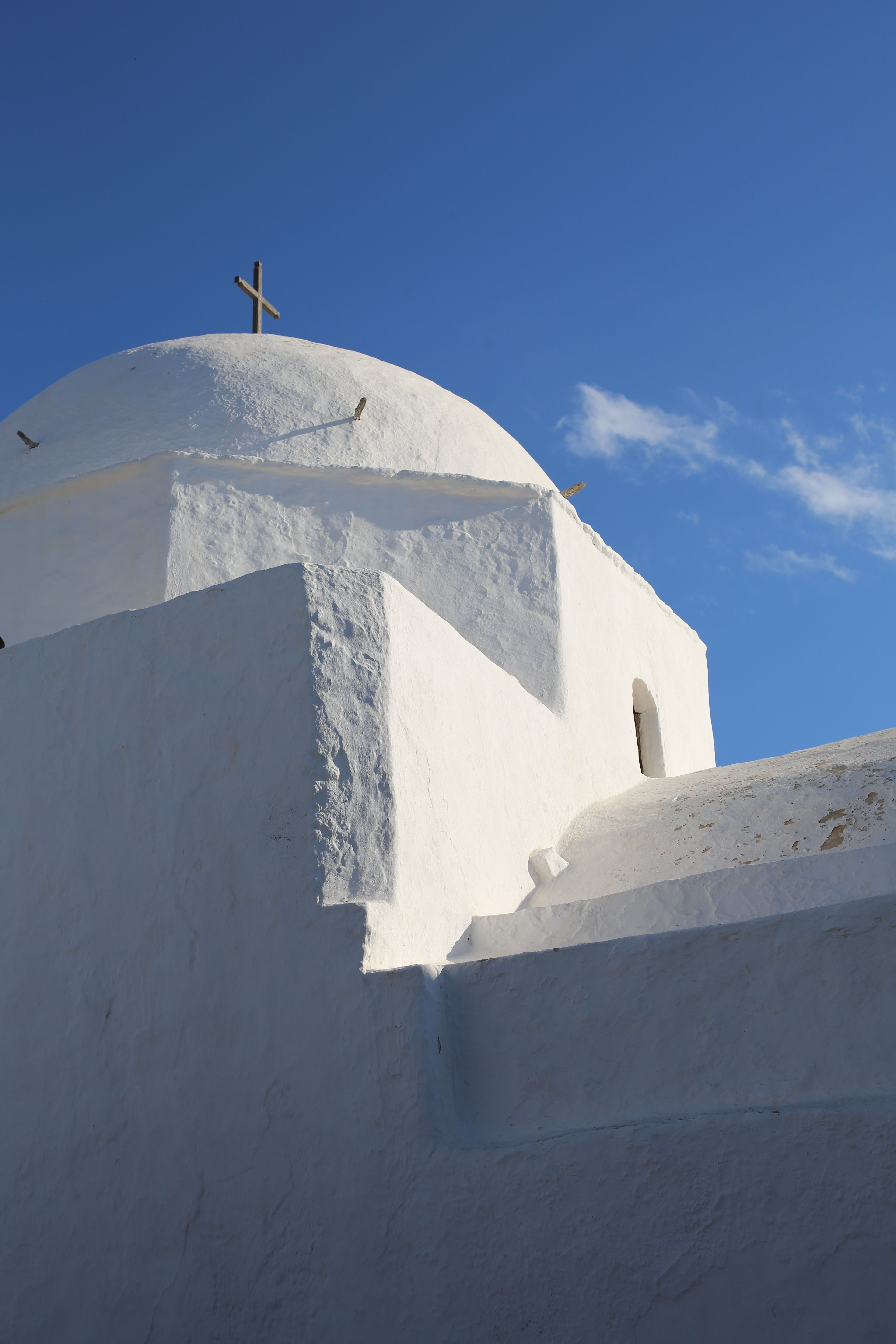 White Church Architecture in Bright Daylight · Free Stock Photo