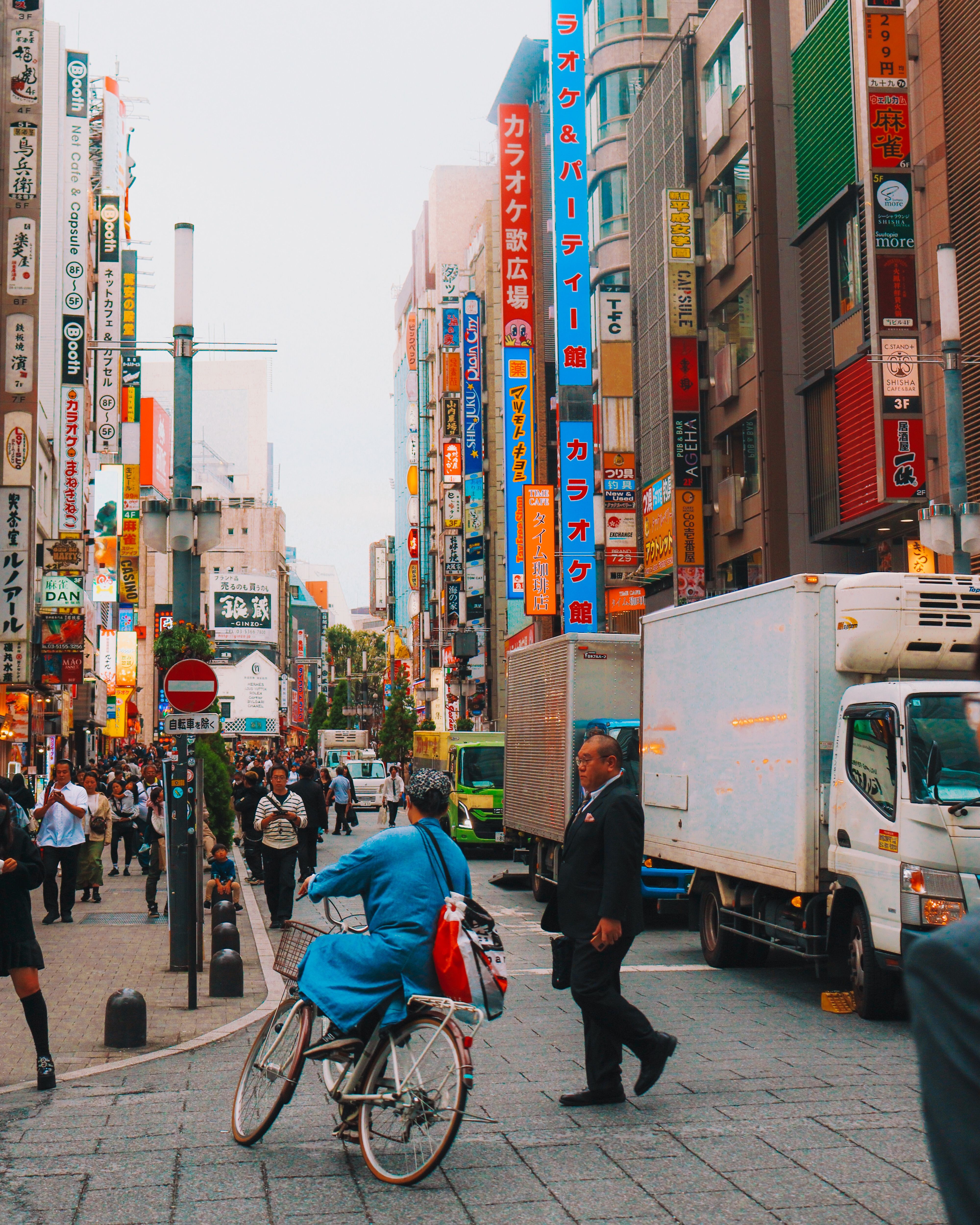 Vibrant Street Scene in Shinjuku, Tokyo · Free Stock Photo