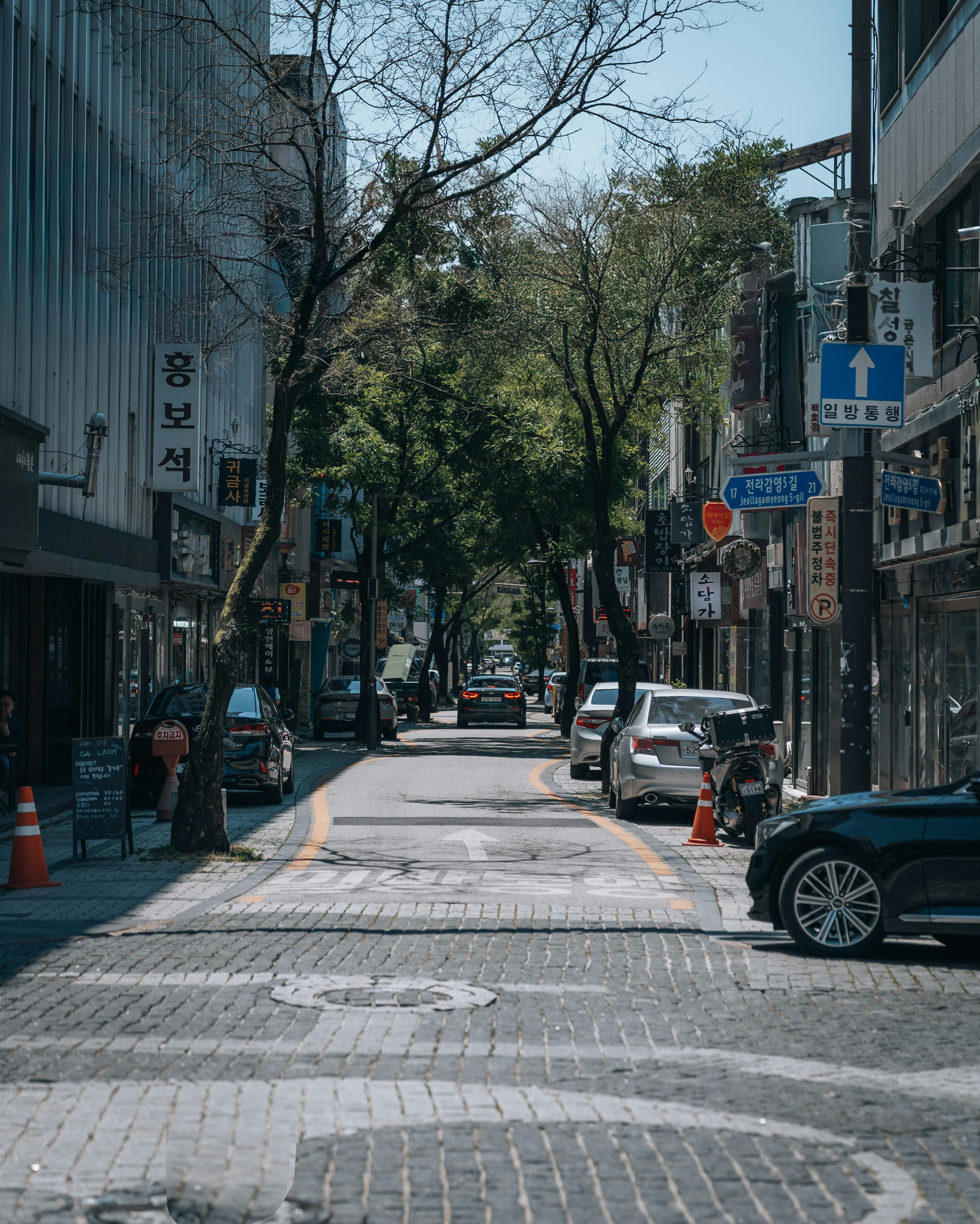 Charming Korean Alleyway on a Sunny Day · Free Stock Photo