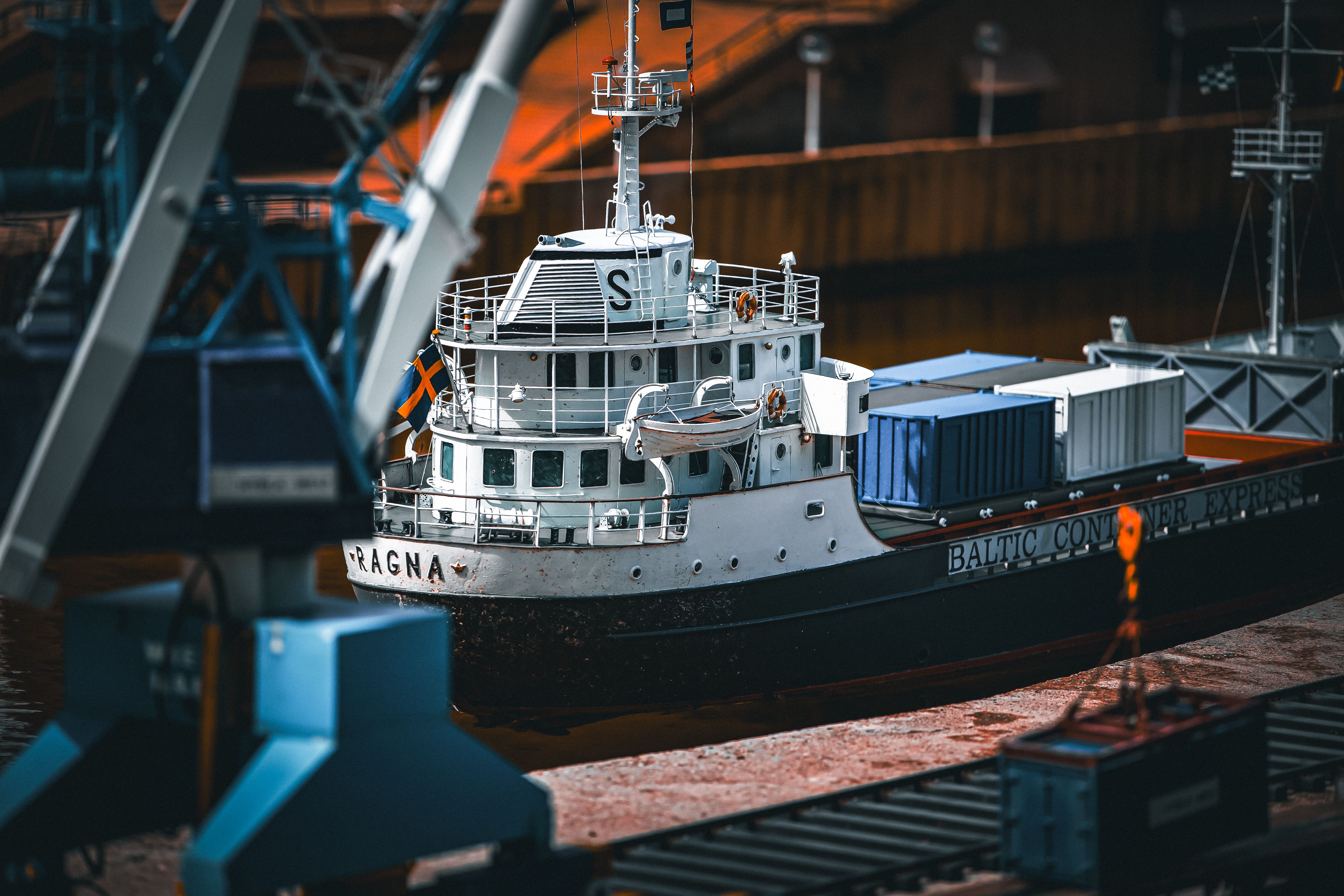 Navio De Carga No Porto Com Contêineres · Foto profissional gratuita