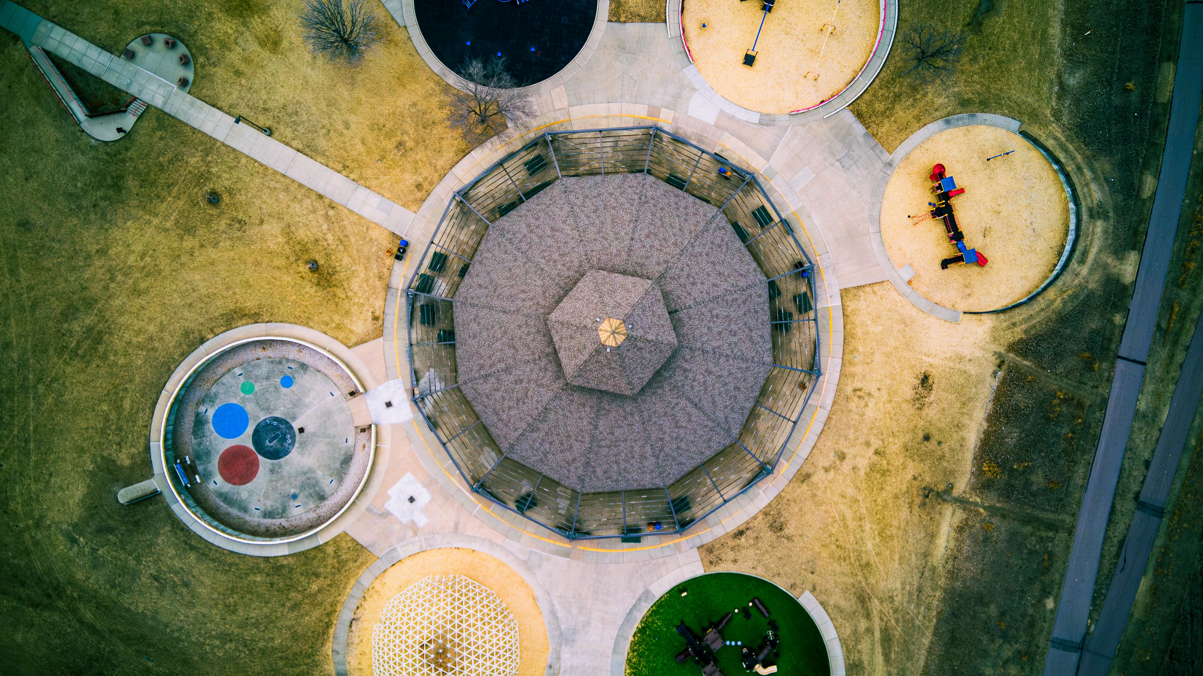 Vue Aérienne D'un Parc Et D'un Espace De Loisirs Prise Par Un Drone ...