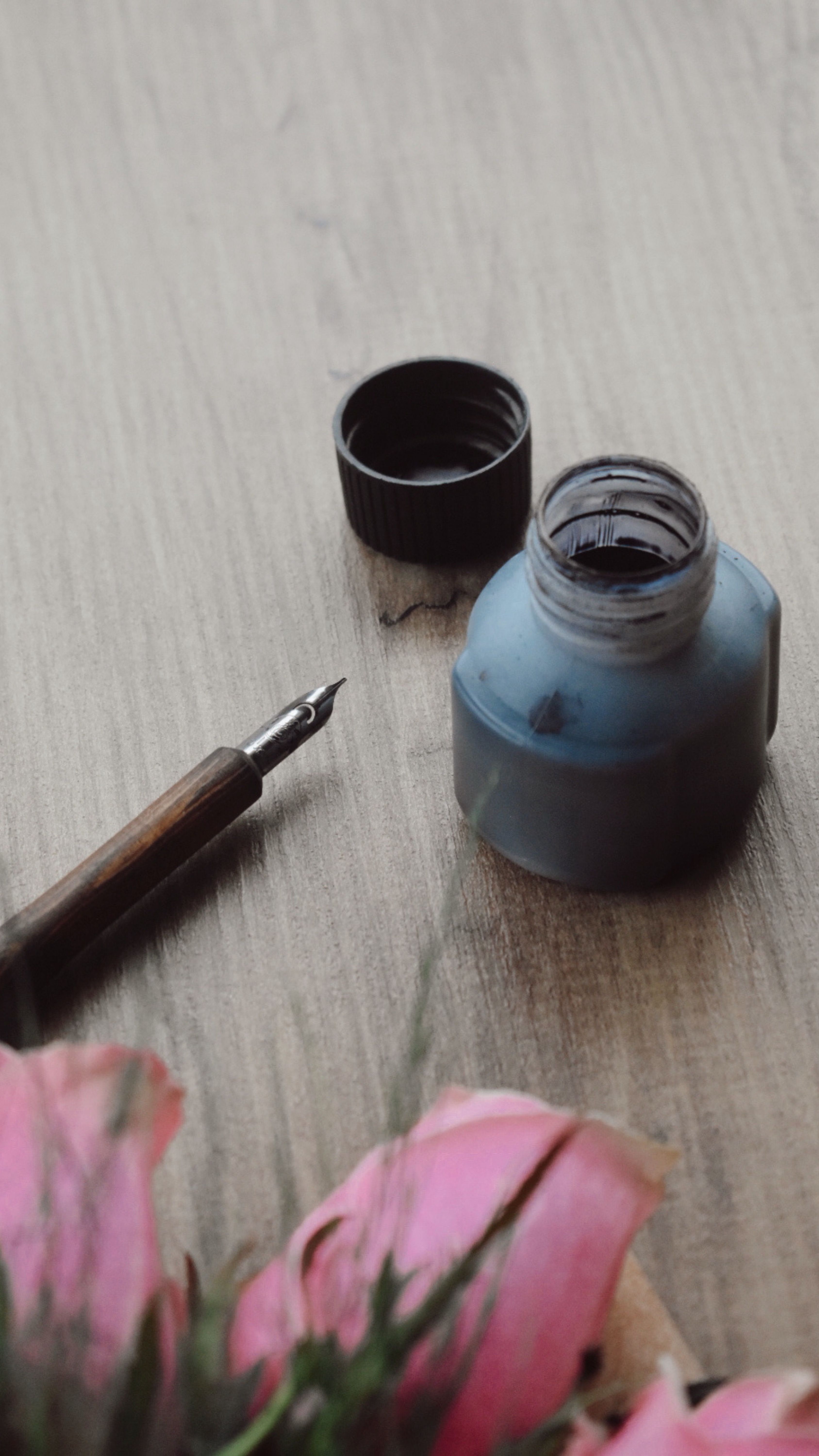 Pluma Estilográfica Vintage Con Tintero Y Flores · Foto de stock gratuita