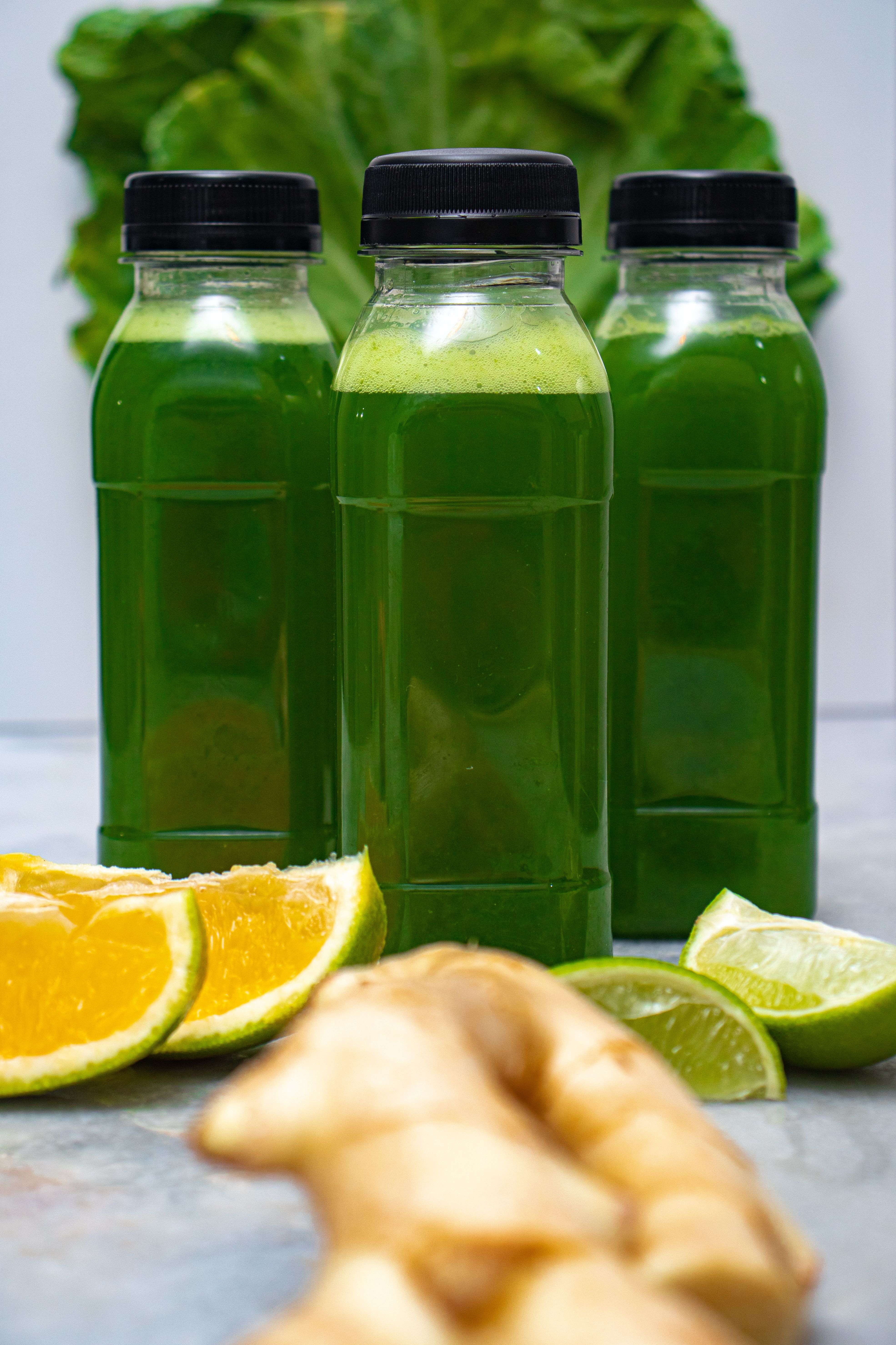 Botellas De Jugo De Color Verde Vibrante Con Ingredientes Frescos ...