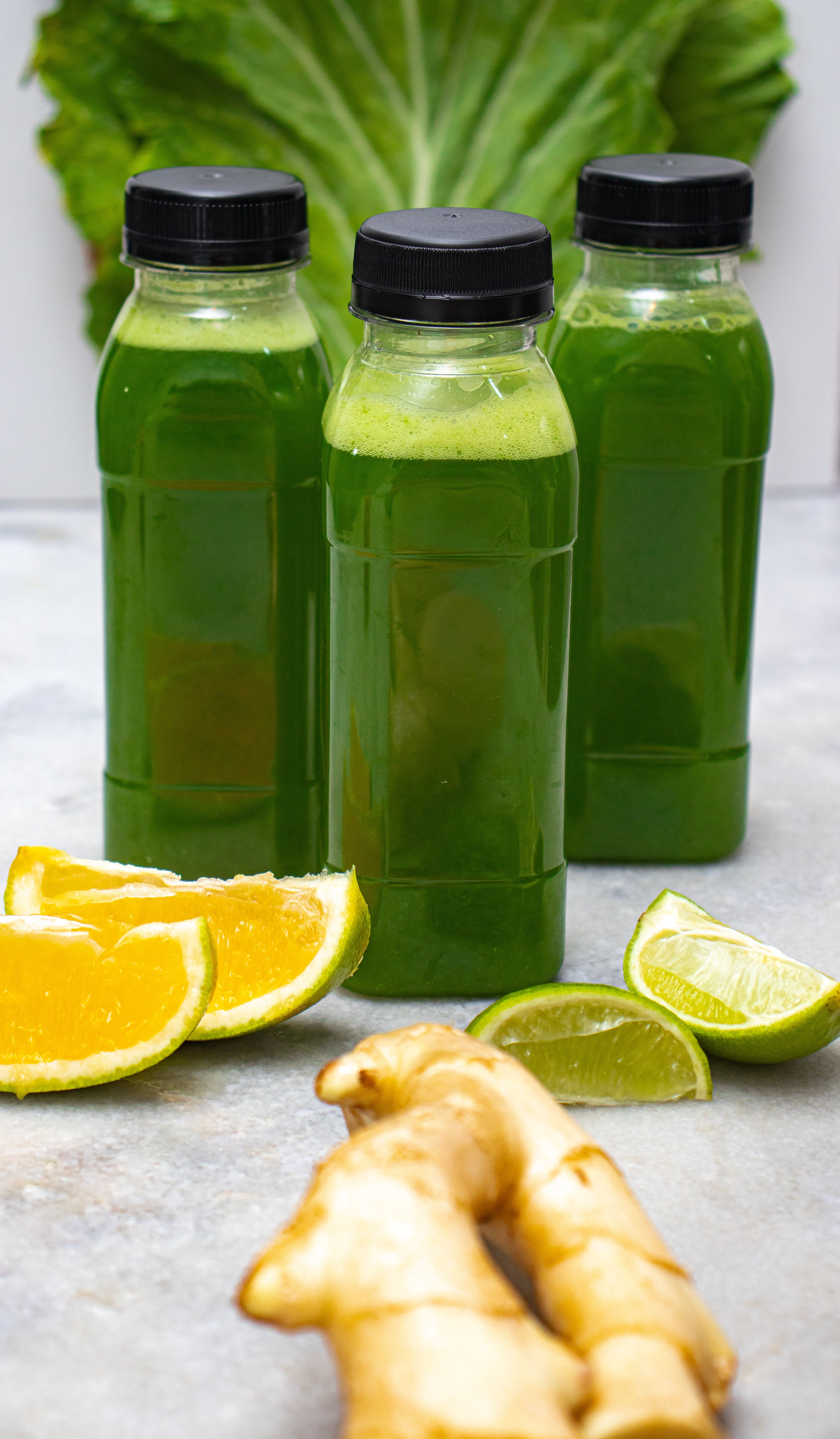 Botellas De Jugo Verde Fresco Con Cítricos Y Jengibre · Foto de stock ...