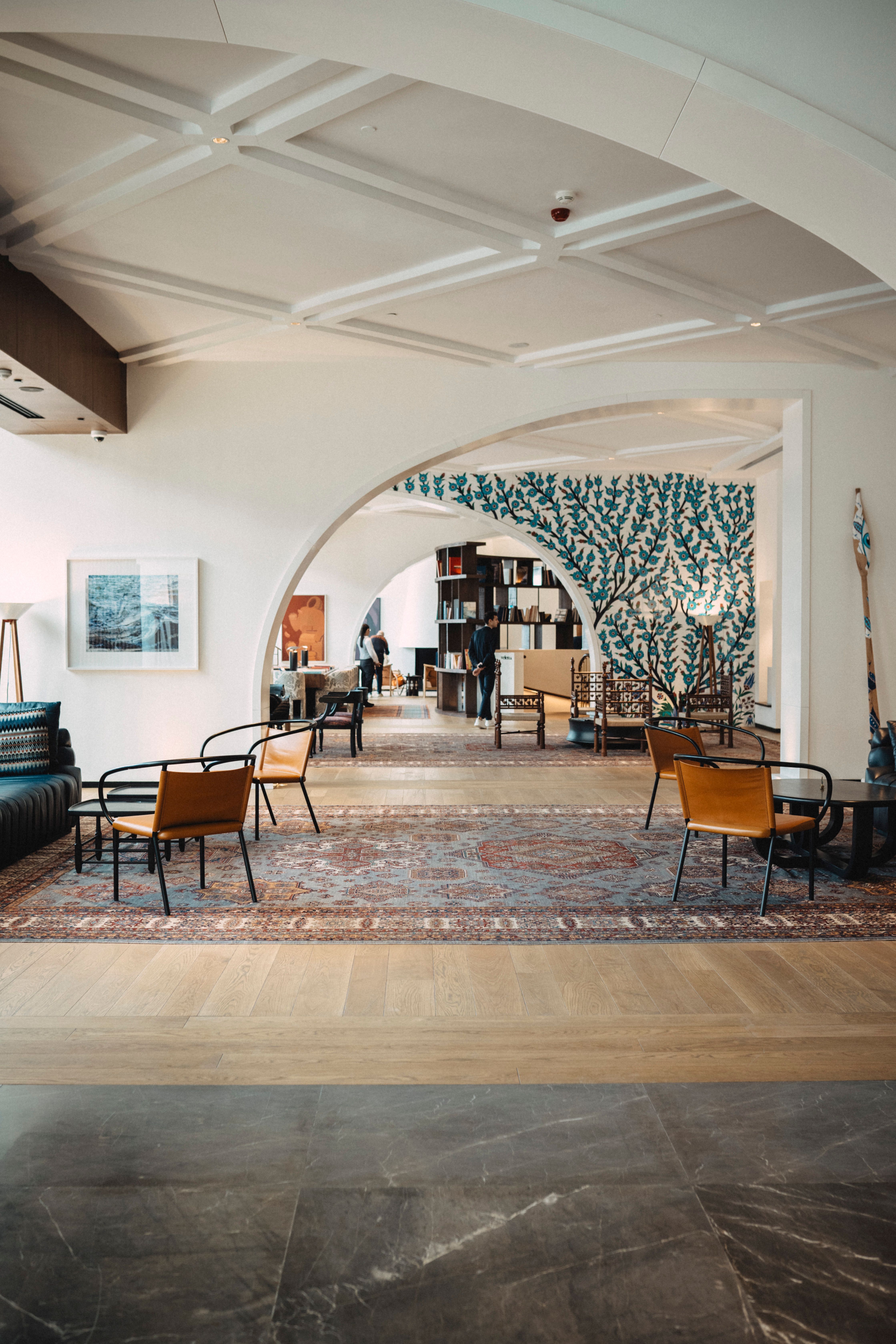 Elegant Modern Lounge Interior with Arched Design · Free Stock Photo