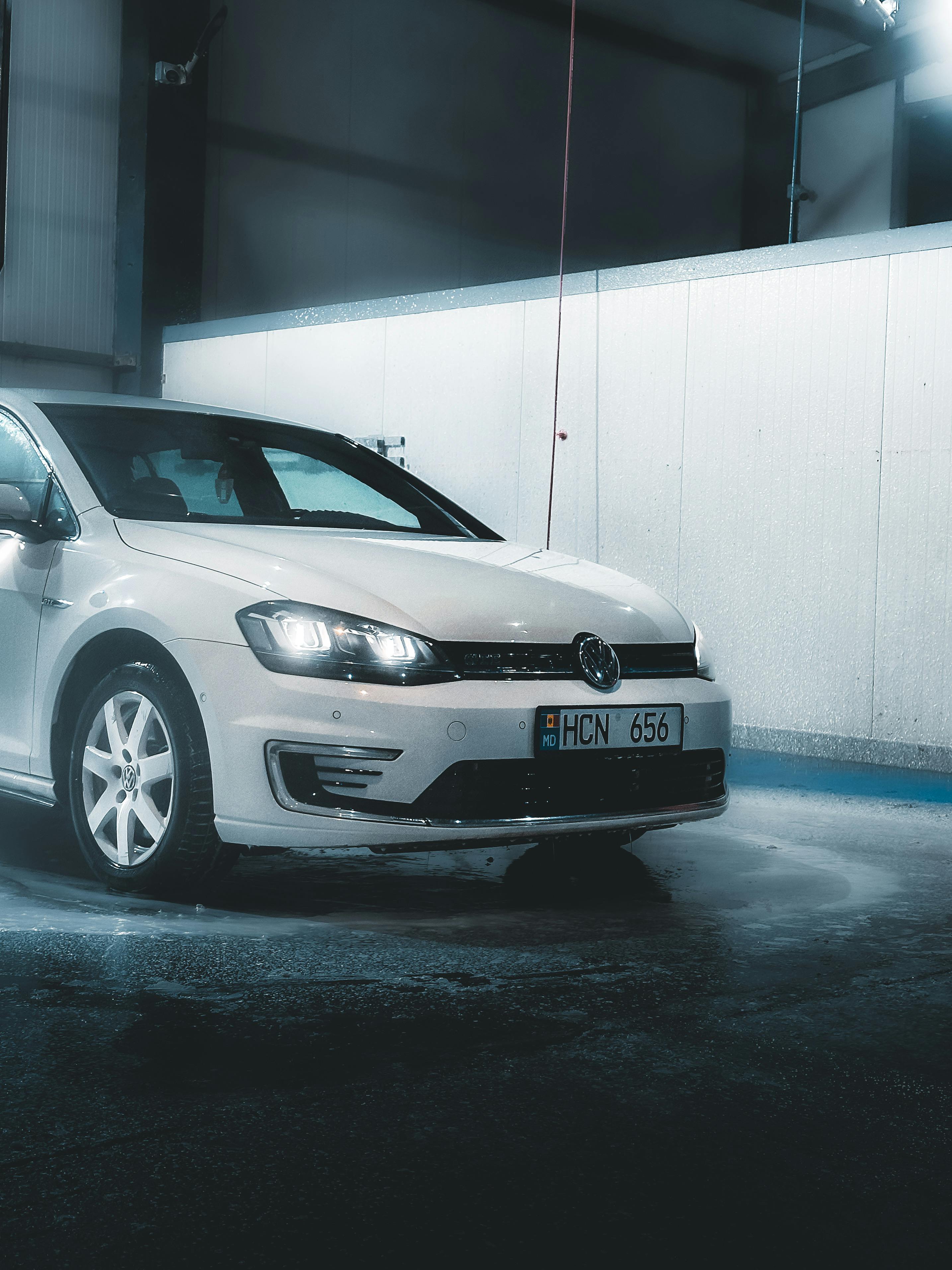 Modern White Car in Indoor Car Wash · Free Stock Photo