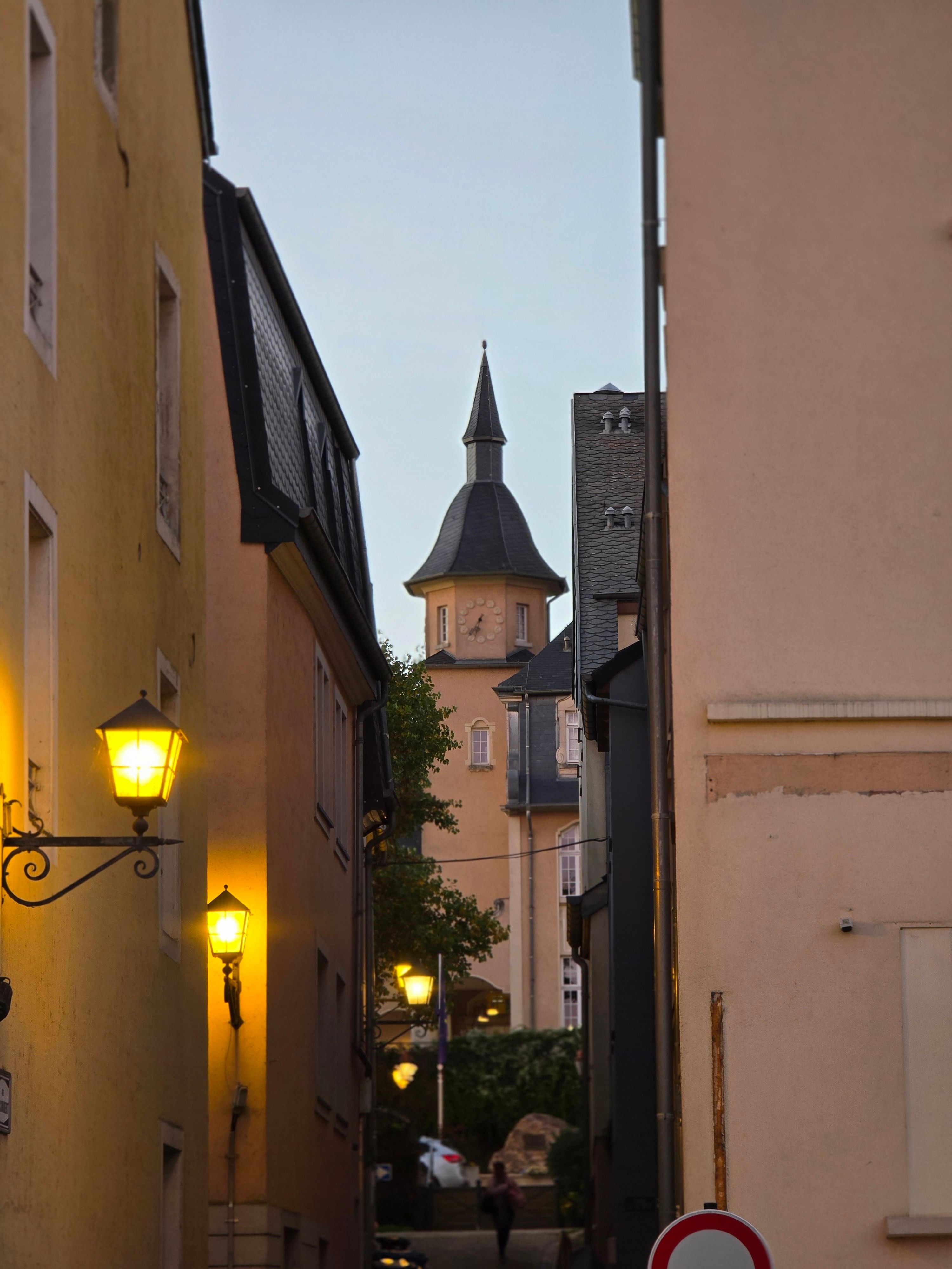 Charming European Street with Historic Architecture · Free Stock Photo