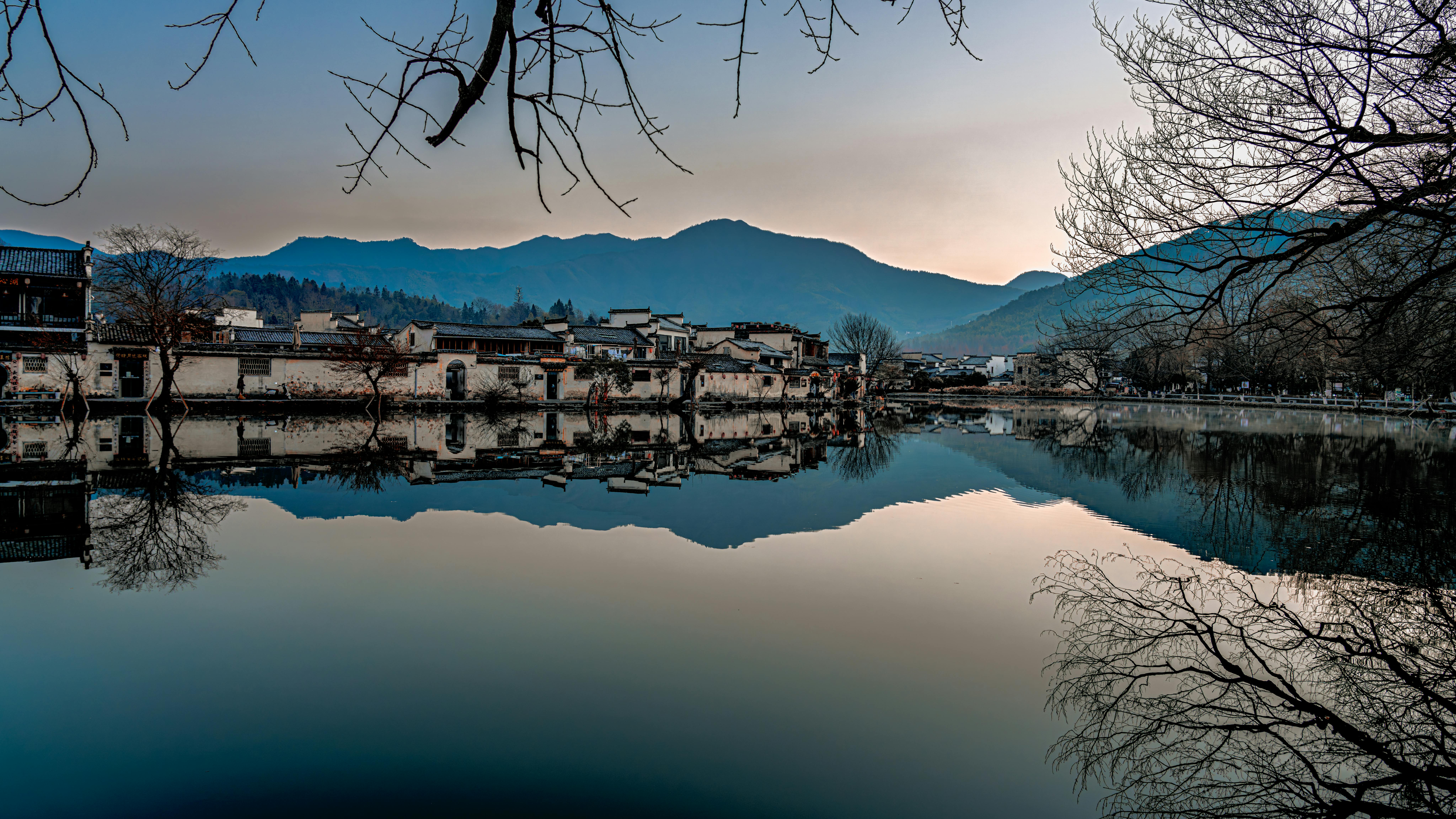 Tranquil Reflection of Traditional Architecture · Free Stock Photo