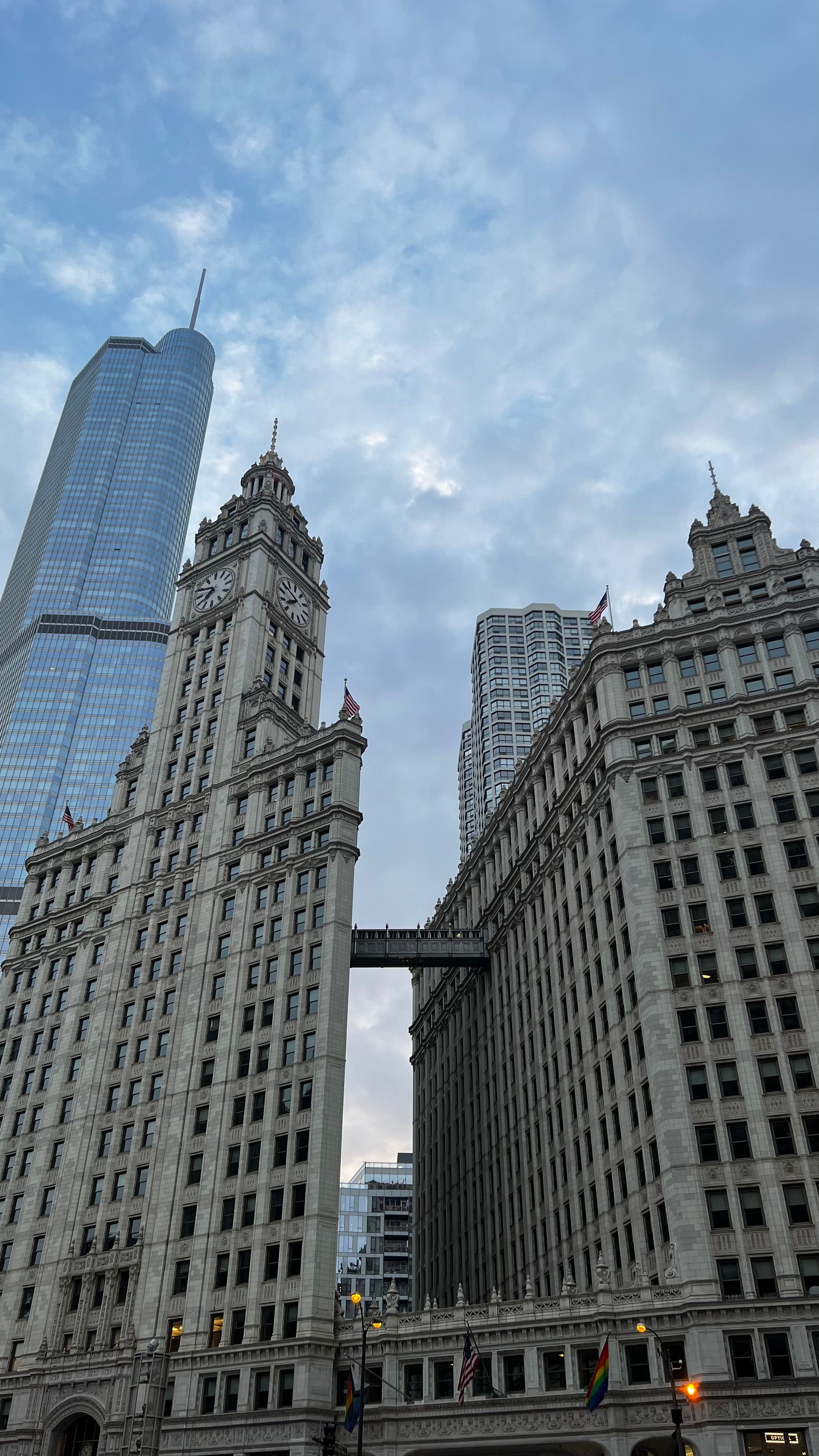 Bangunan Wrigley Yang Ikonik Di Bawah Langit Yang Dramatis · Foto Stok ...