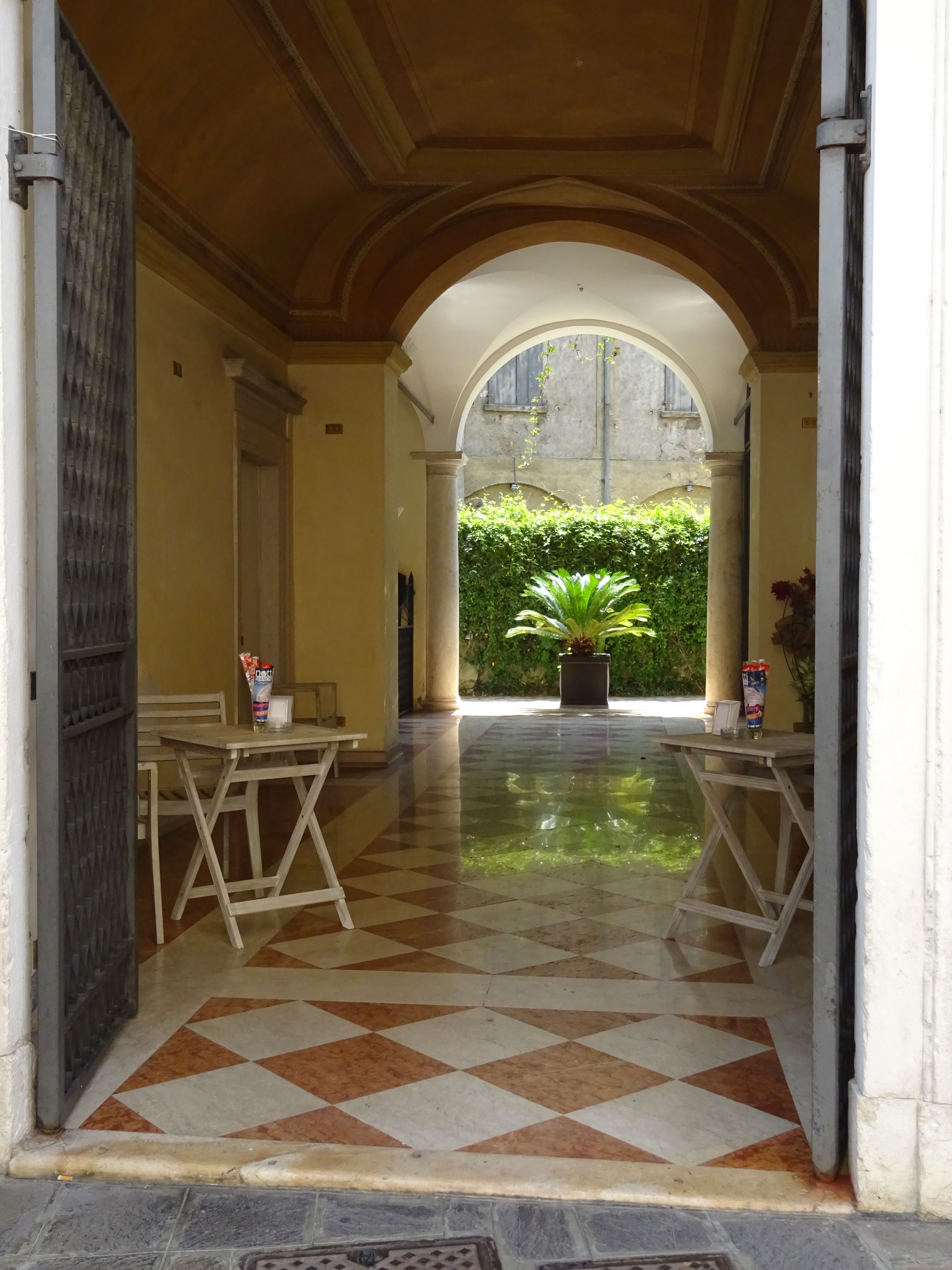 Charming Italian Courtyard with Classic Archway · Free Stock Photo