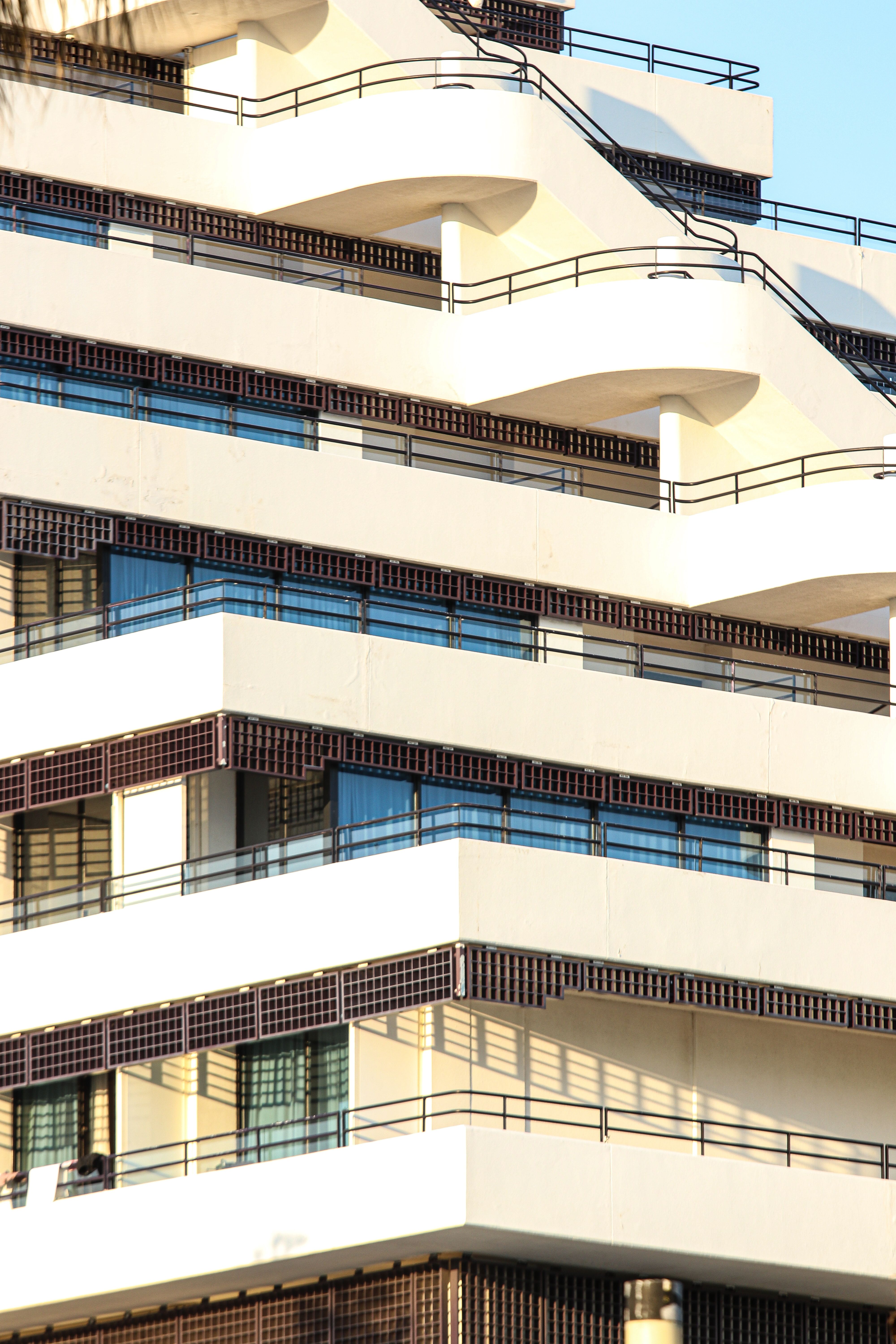 Arquitectura Geométrica Moderna De Un Edificio De Gran Altura · Foto de ...