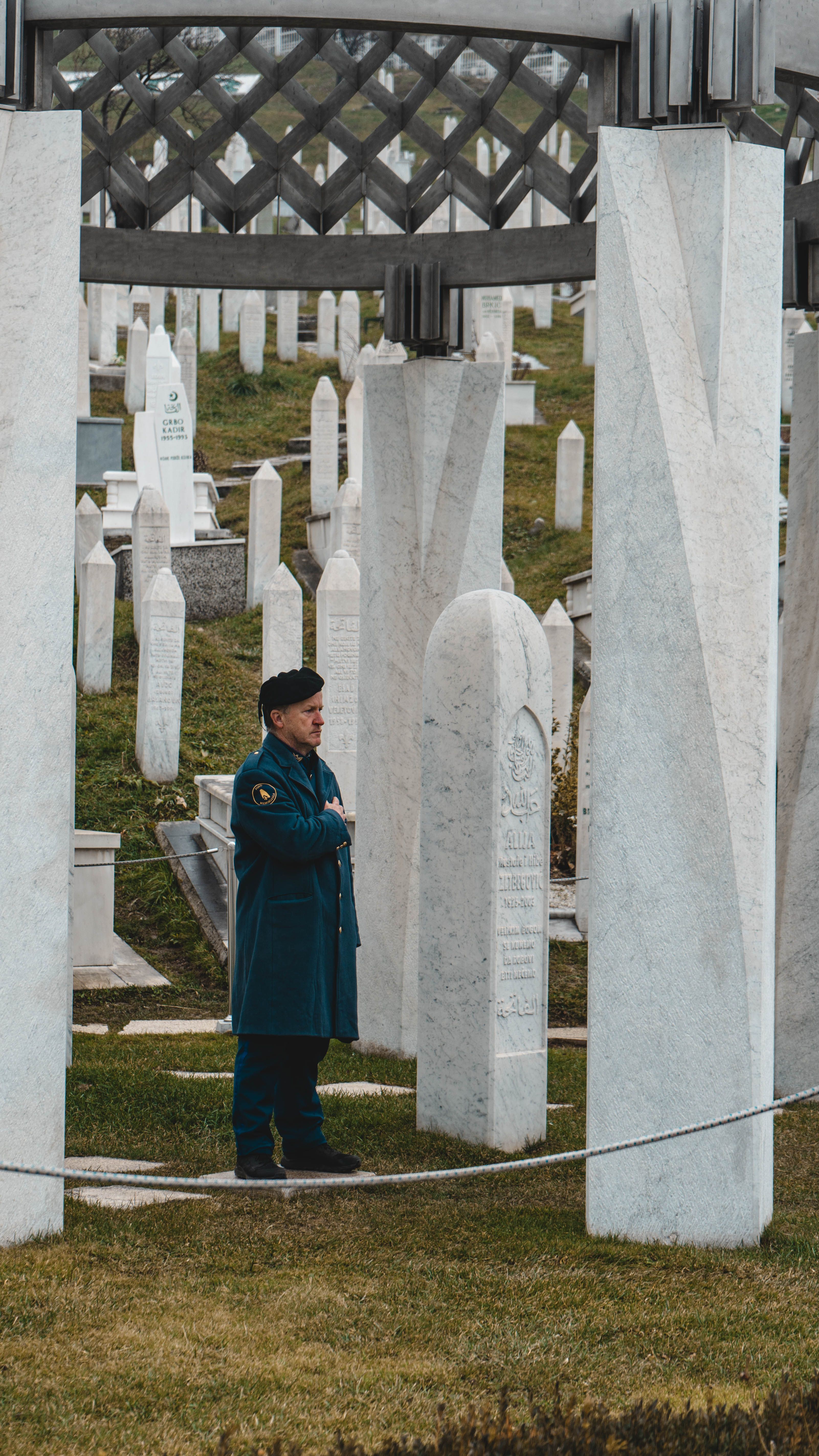Guard Standing in Monumental Cemetery · Free Stock Photo