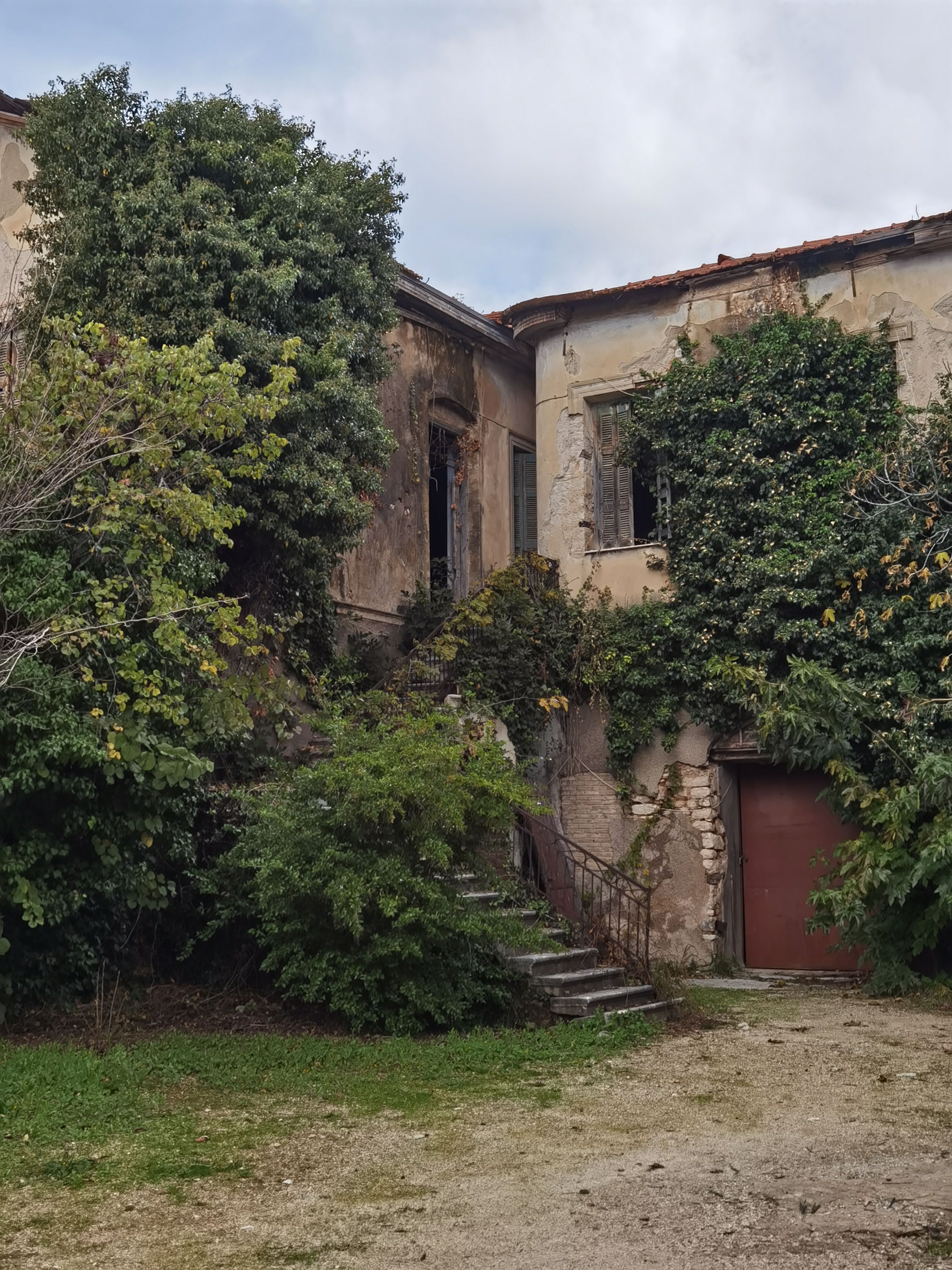 Overgrown Abandoned Building in Countryside · Free Stock Photo