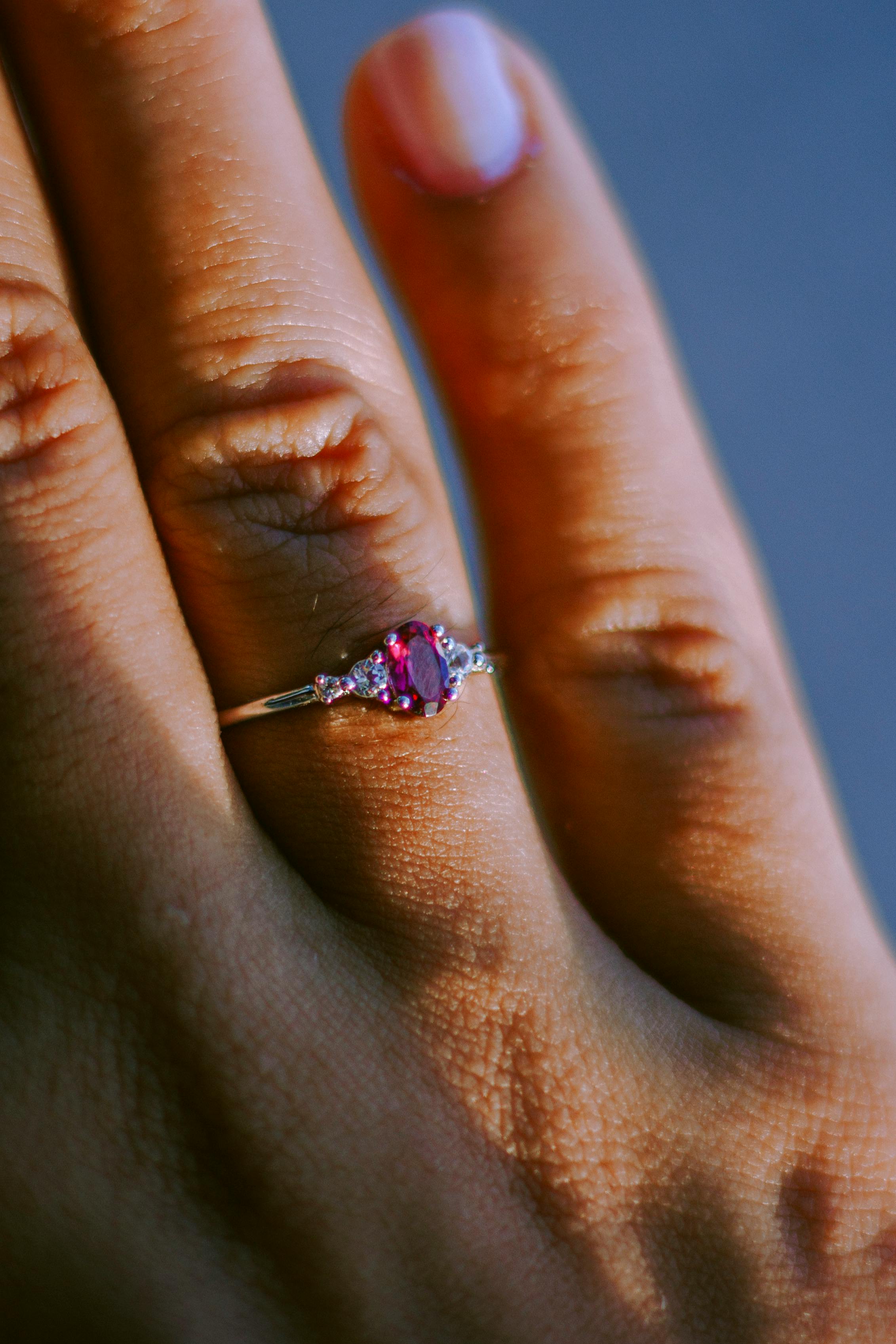Elegante Anillo De Rubí En Mano Con Iluminación Natural · Foto de stock ...