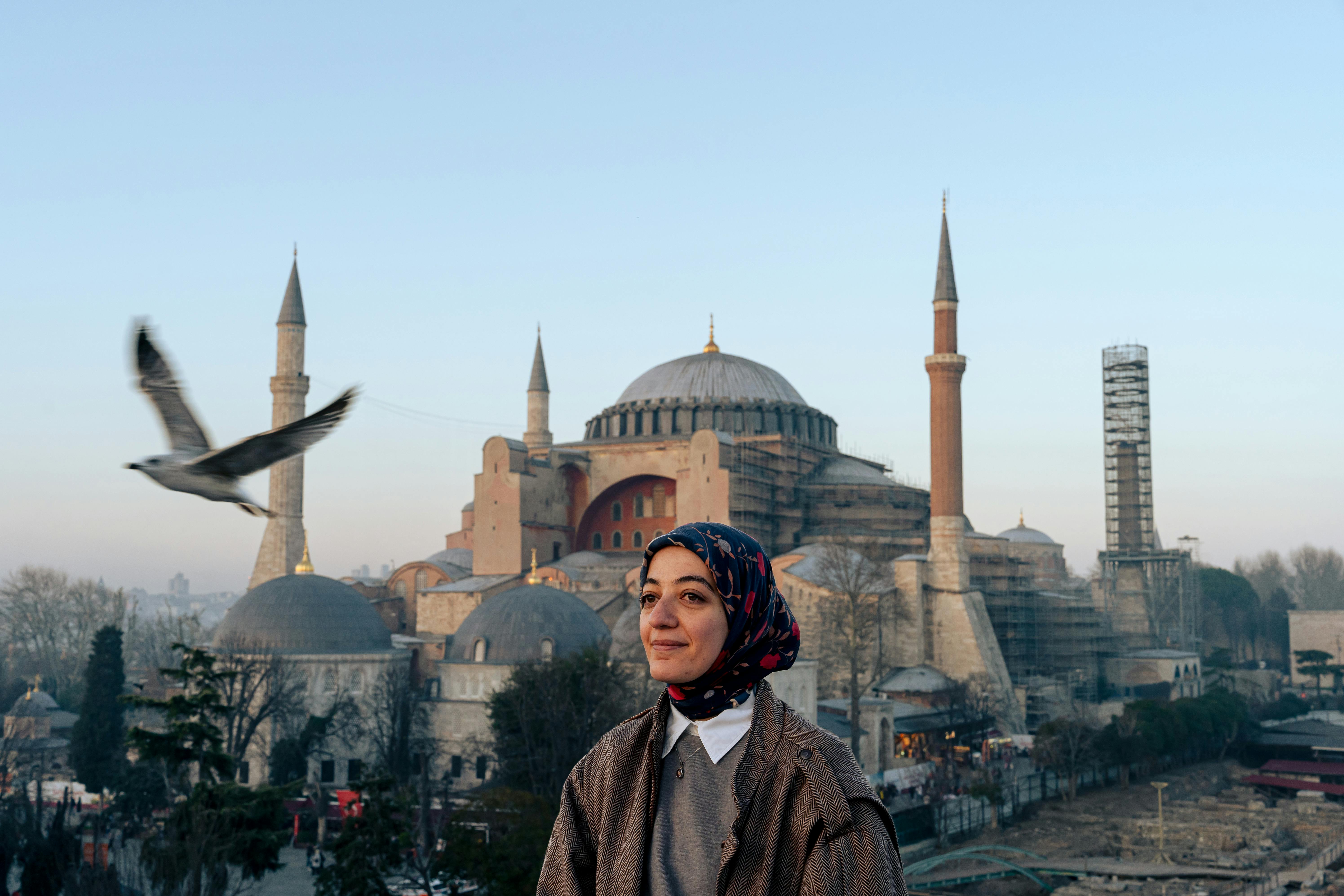 Mulher Em Frente à Icônica Hagia Sophia Ao Nascer Do Sol · Foto ...