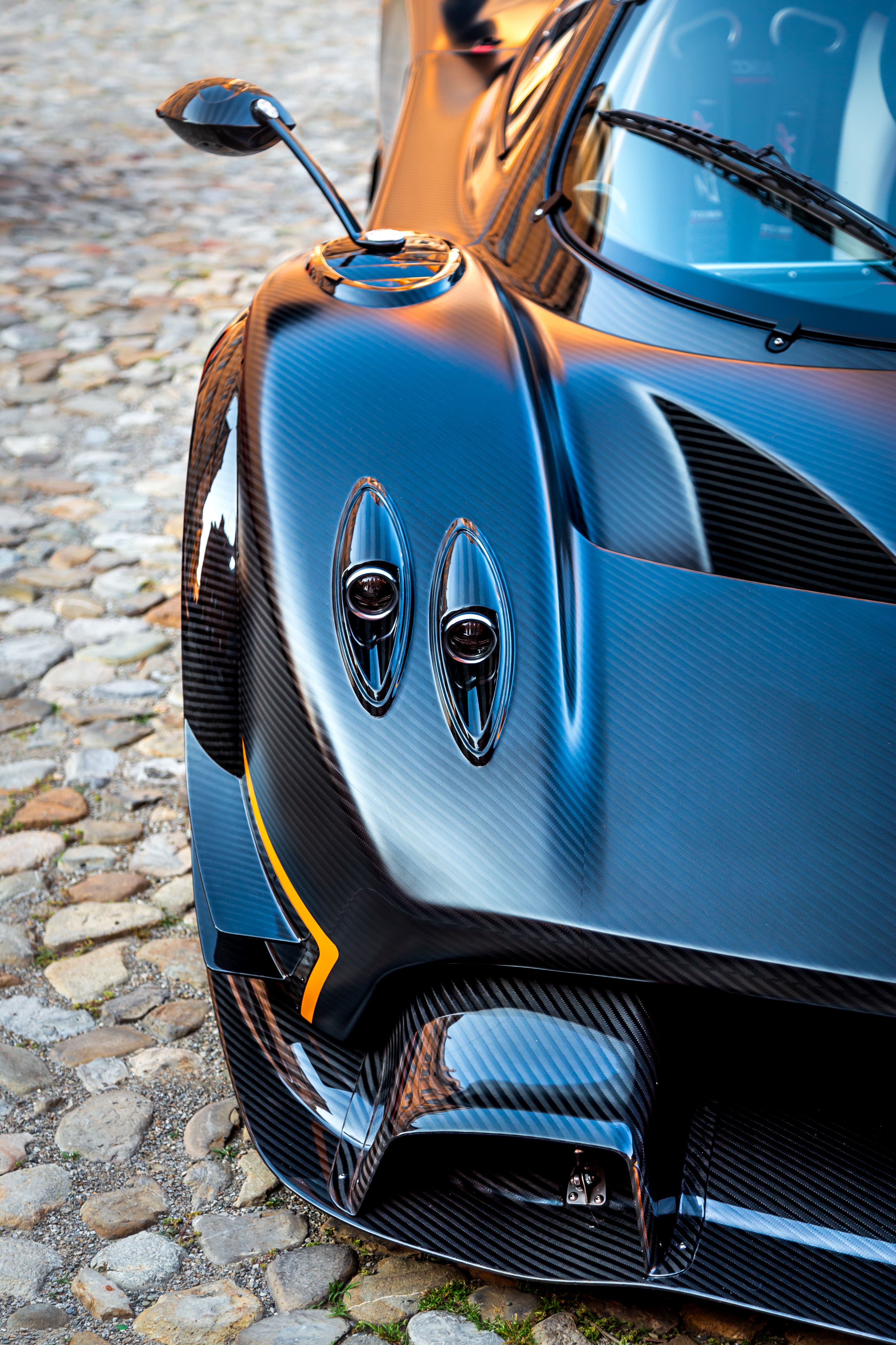 Gros Plan Sur Une Superbe Hypercar En Fibre De Carbone Sur Des Pavés ...