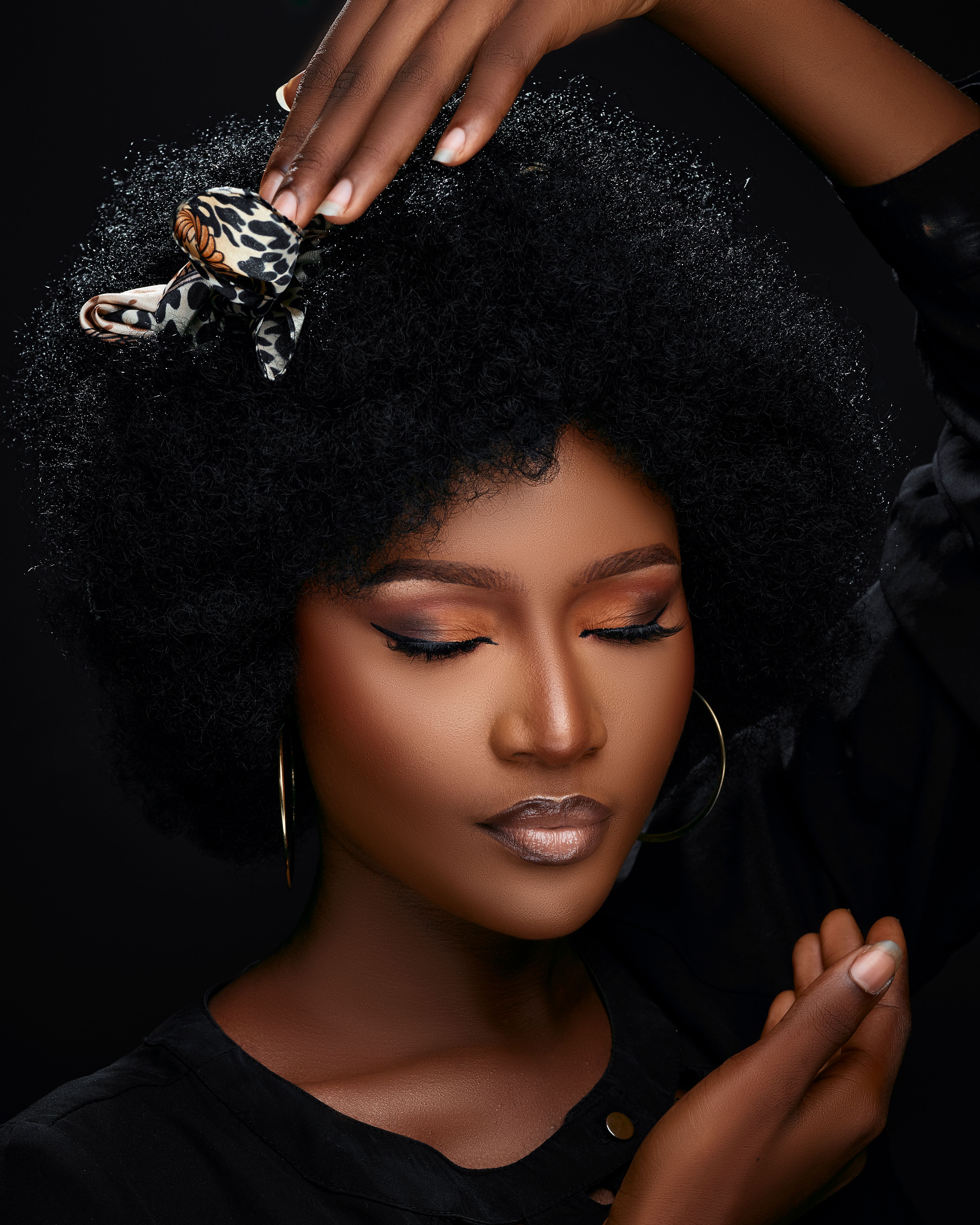 Retrato Elegante De Mujer Con Peinado Afro · Foto De Stock Gratuita