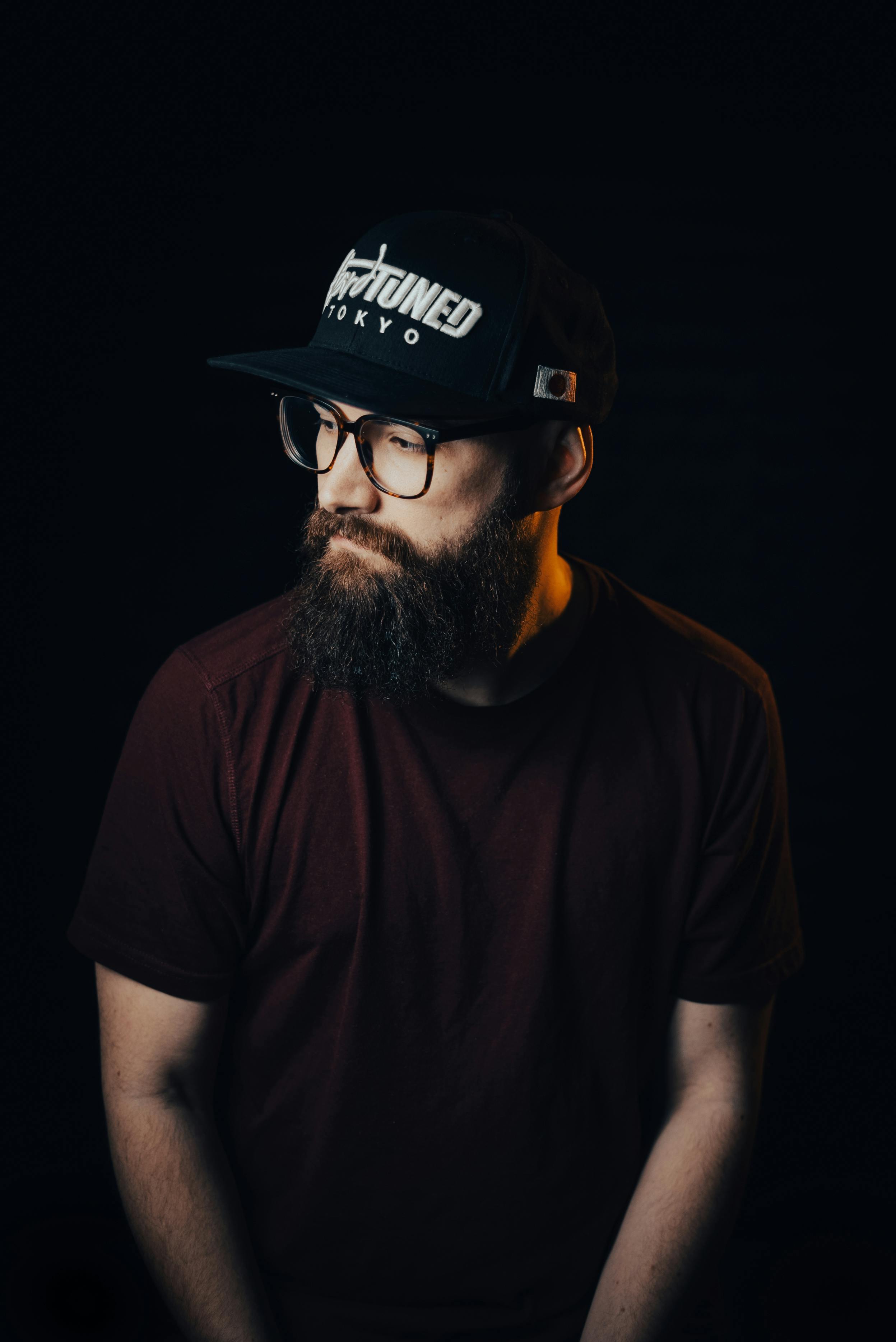 Potret Pria Berjenggot Dalam Pencahayaan Studio · Foto Stok Gratis