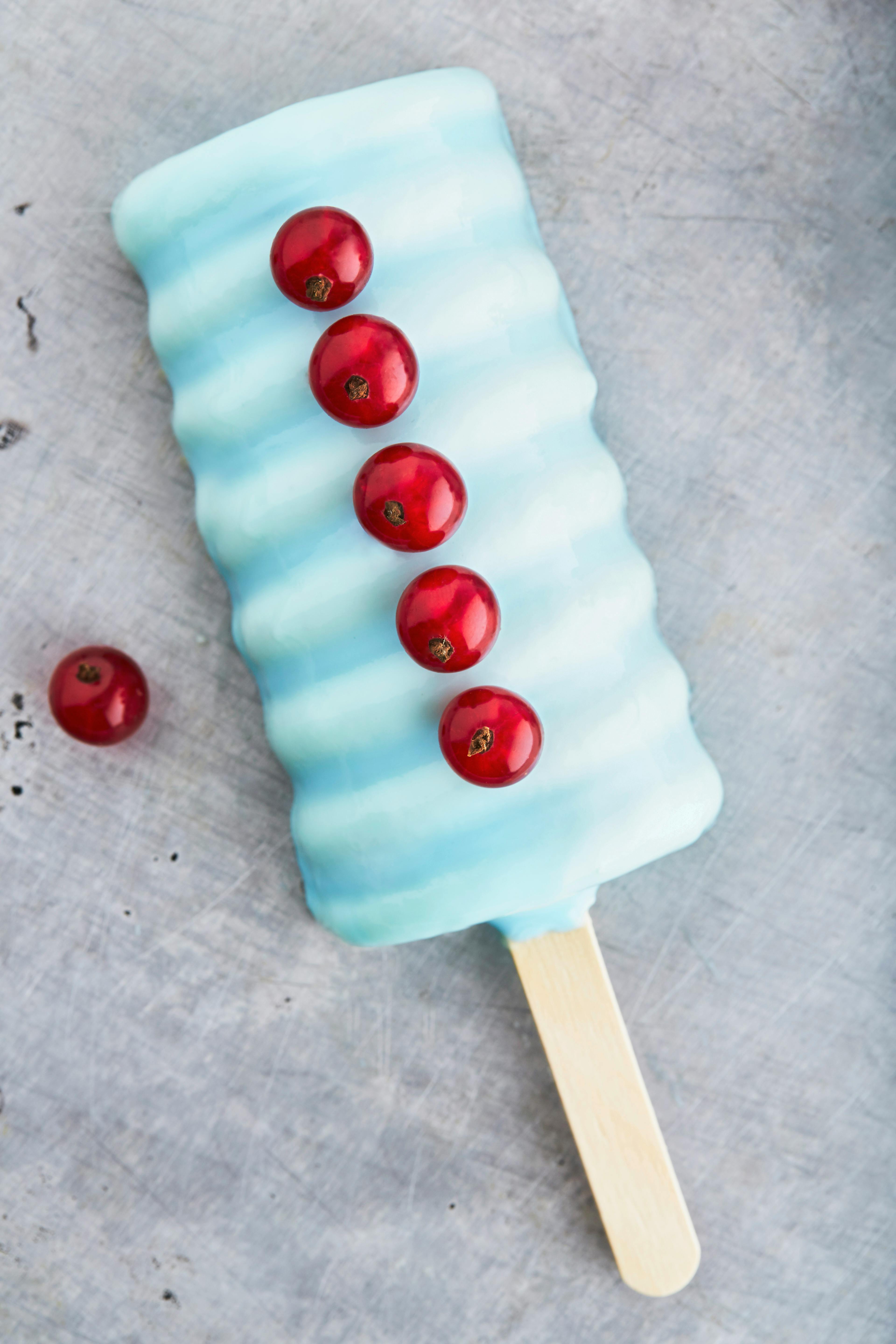 Refrescante Helado Azul Con Grosellas Rojas · Foto de stock gratuita