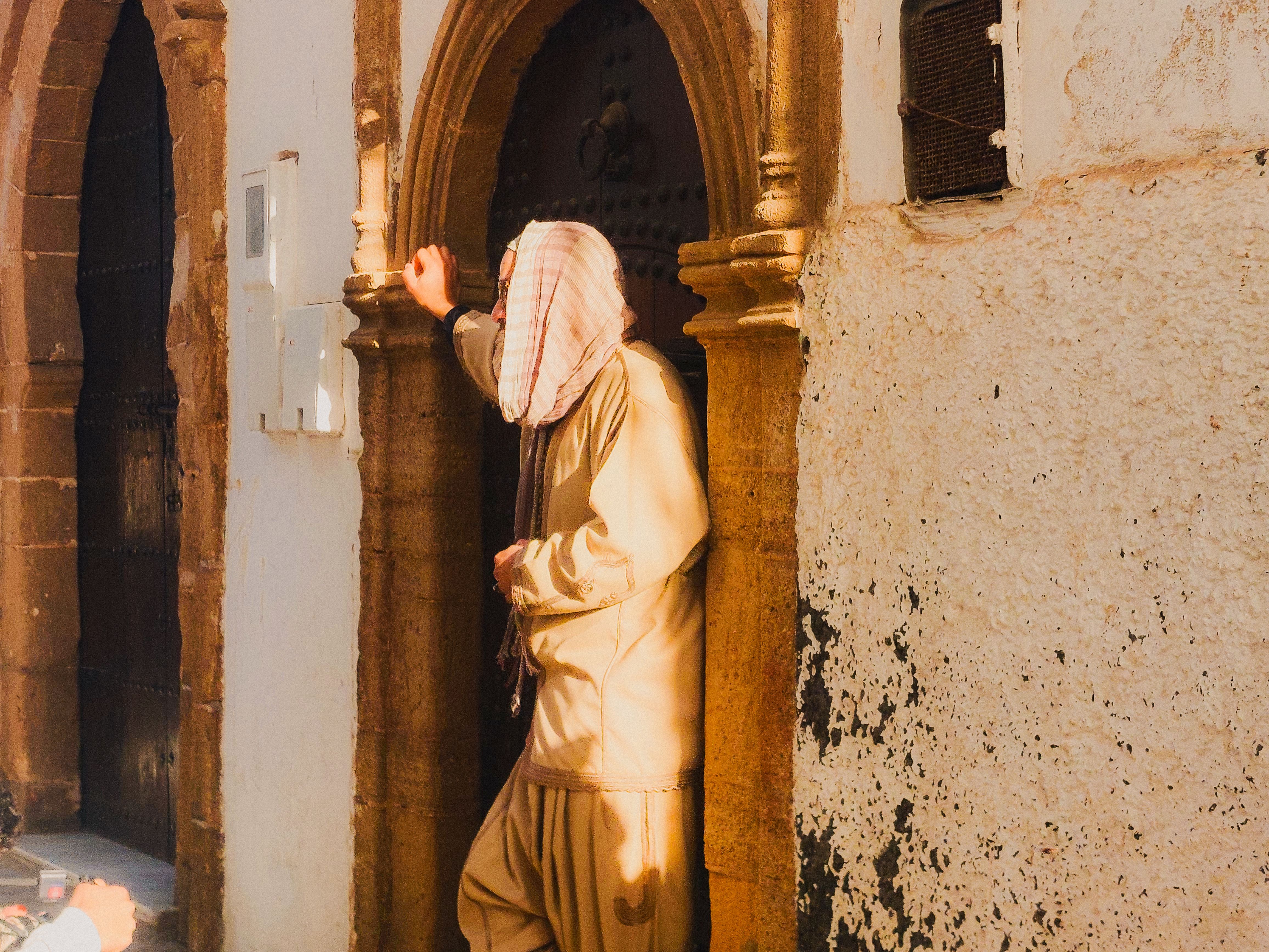 Traditional Moroccan Street Scene in Warm Light · Free Stock Photo