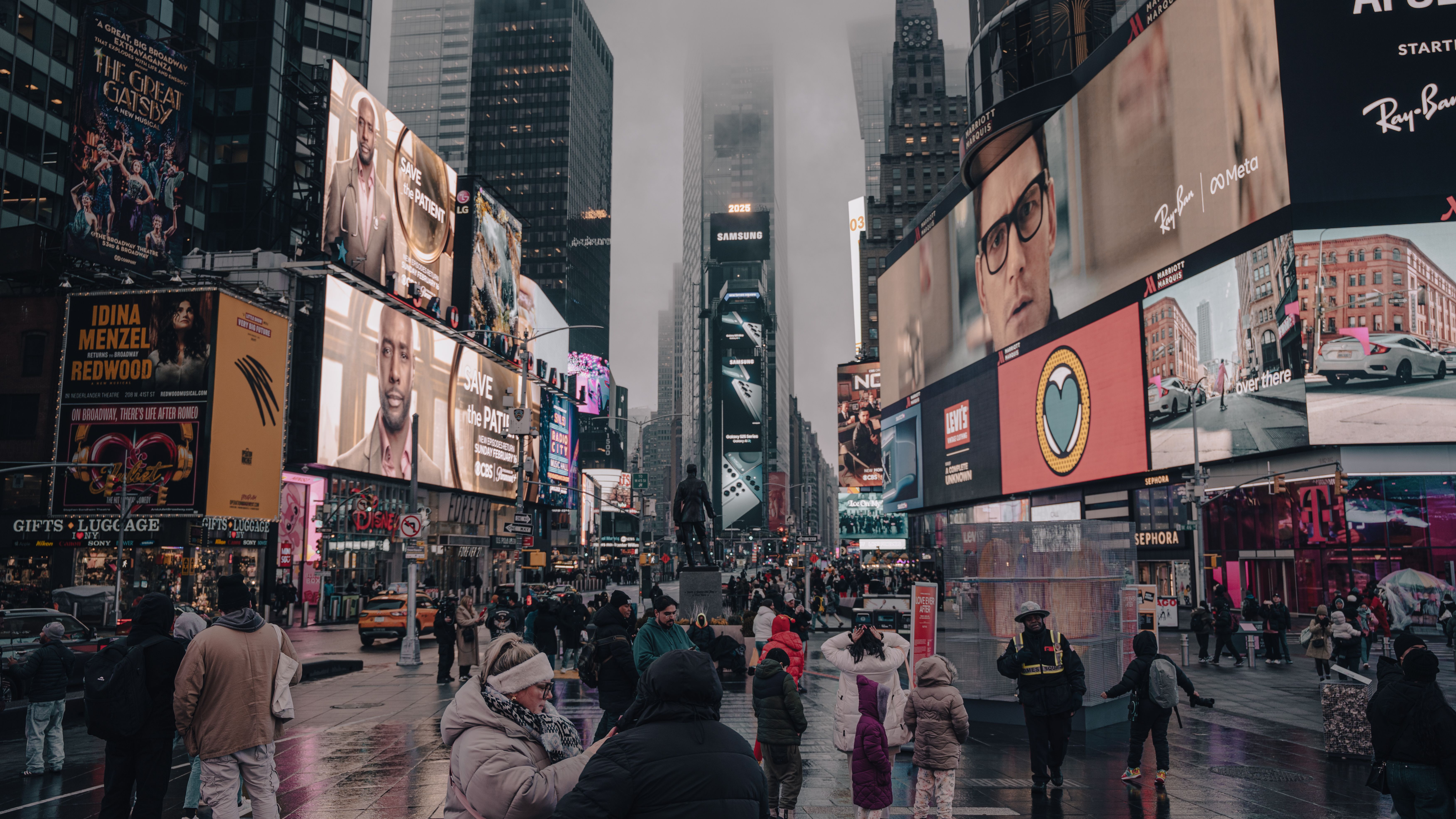 La Bulliciosa Times Square En Un Día Nublado · Foto de stock gratuita