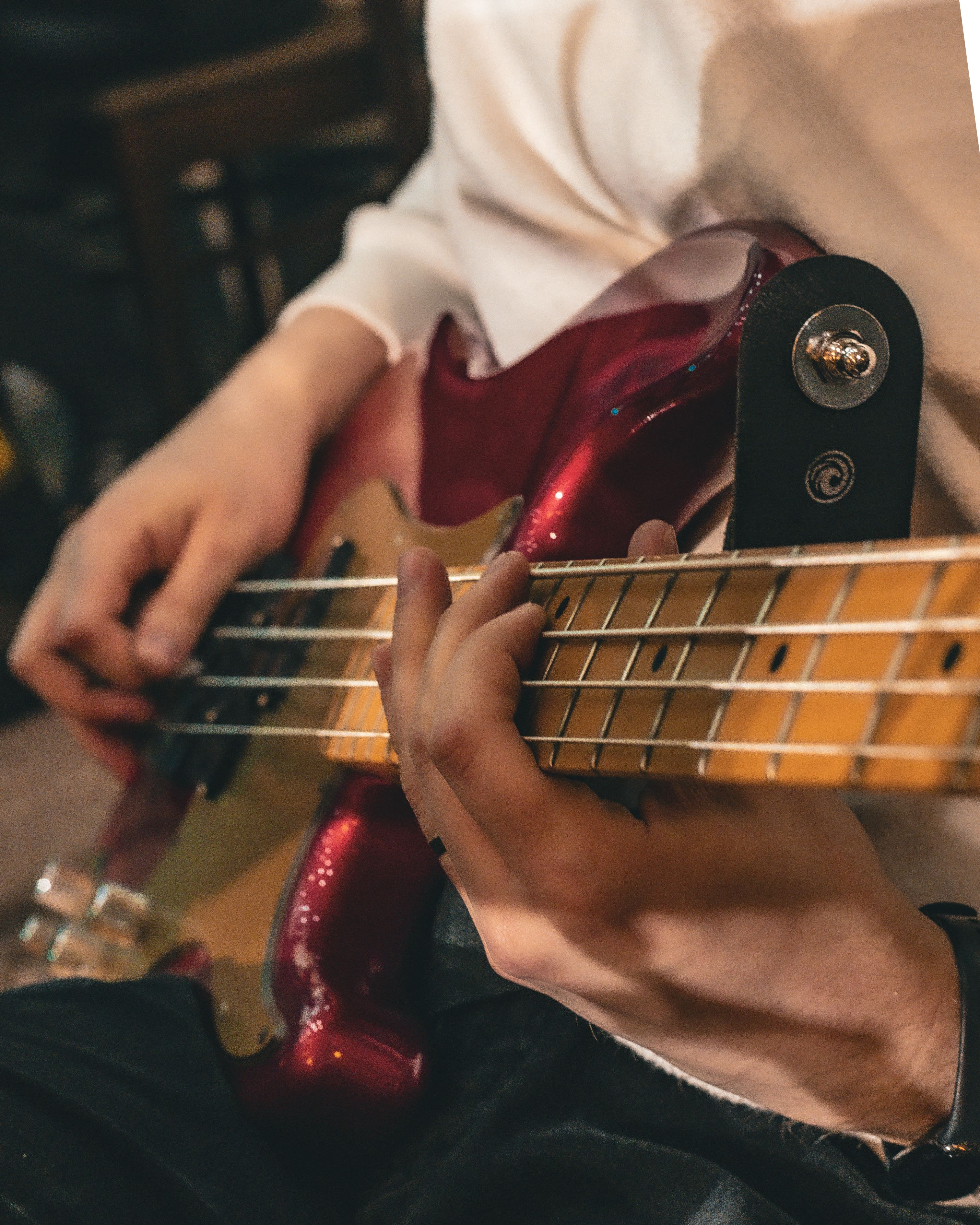Close Up Seorang Musisi Memainkan Gitar Bass Elektrik · Foto Stok Gratis