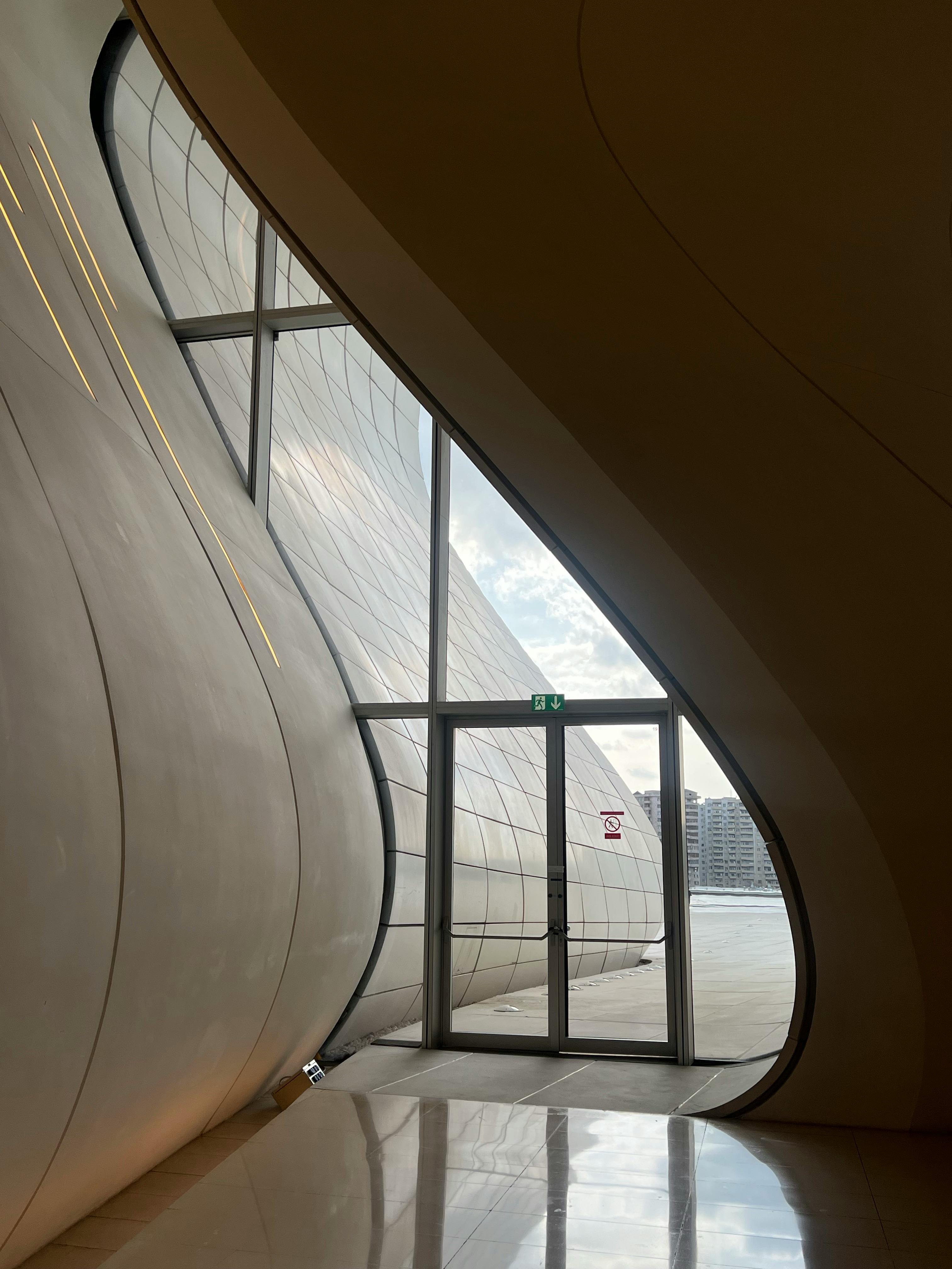 Futuristic Curved Modern Architecture Design · Free Stock Photo