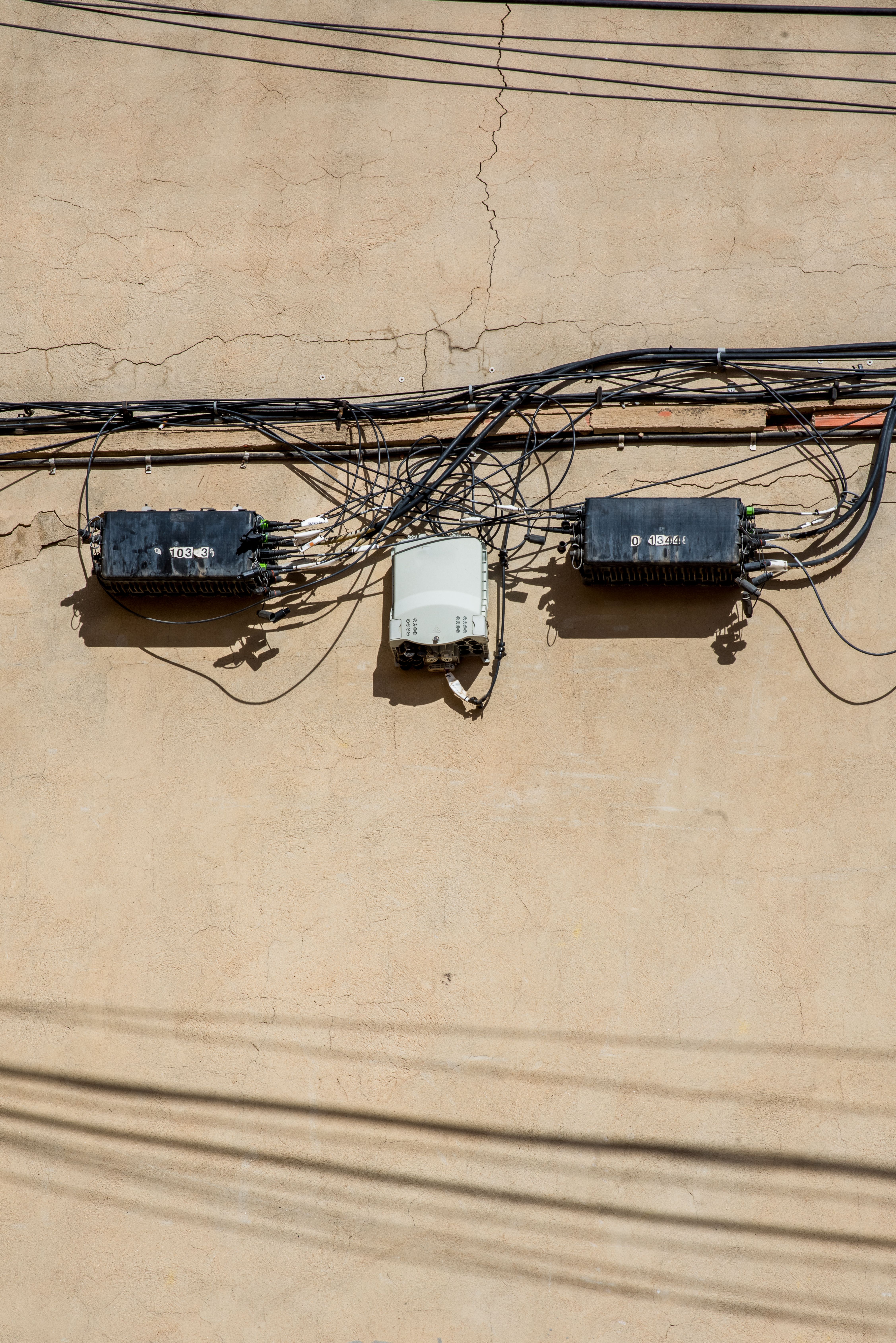 Cabos Elétricos Emaranhados Em Muro Urbano · Foto profissional gratuita