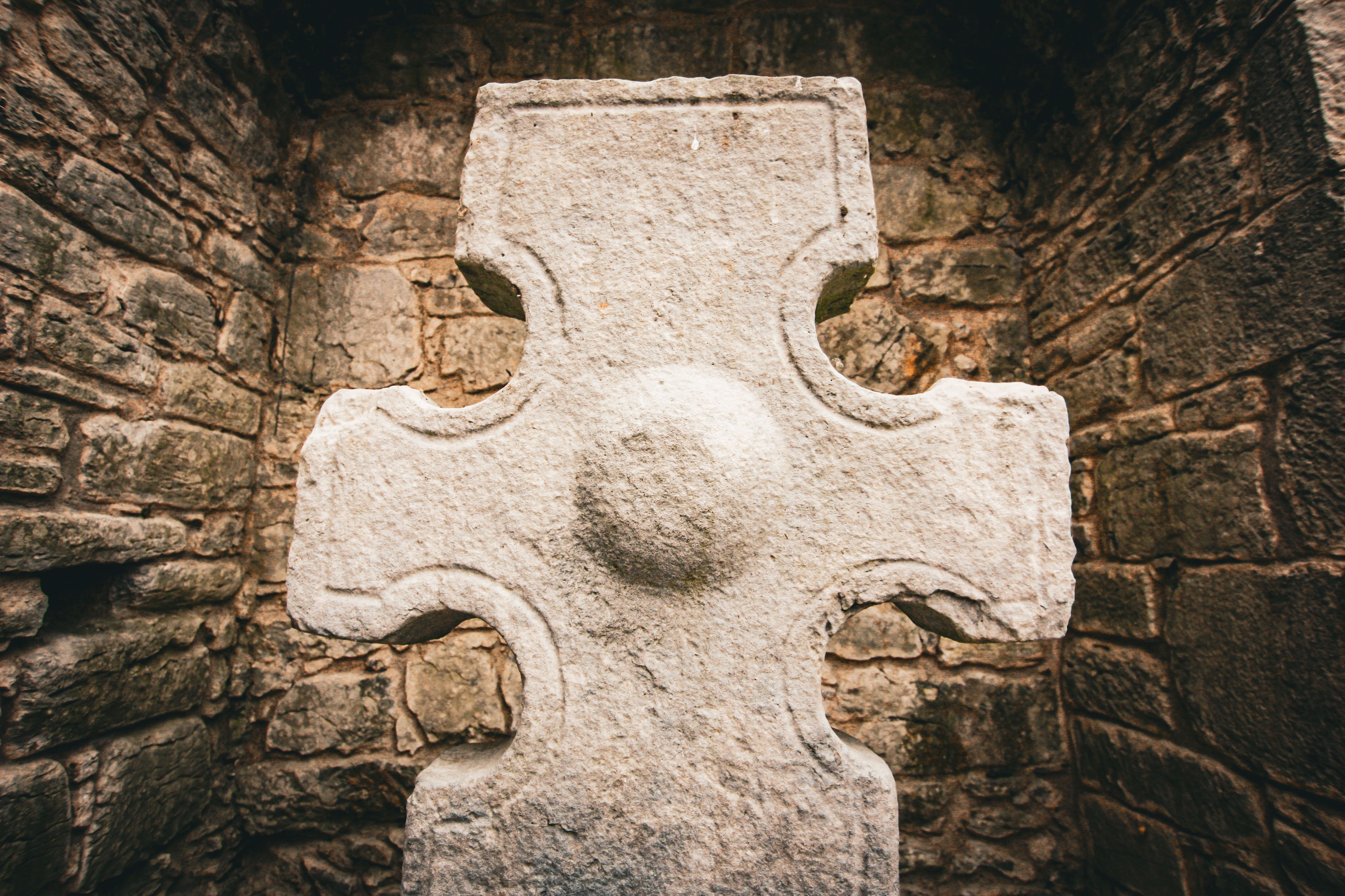 Ancient Stone Celtic Cross in Historic Setting · Free Stock Photo