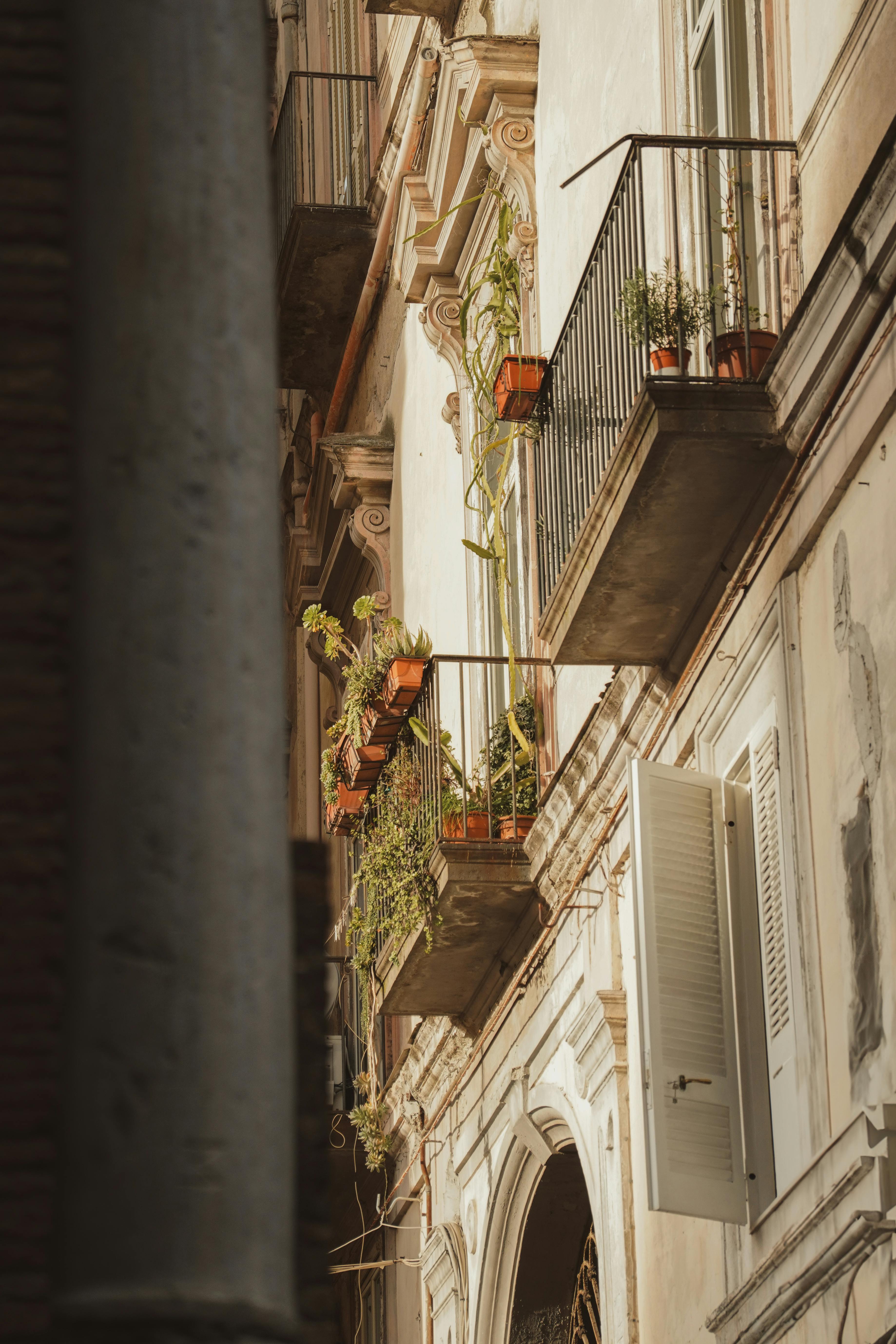 Arquitectura De Balcones Históricos En Nápoles · Foto de stock gratuita