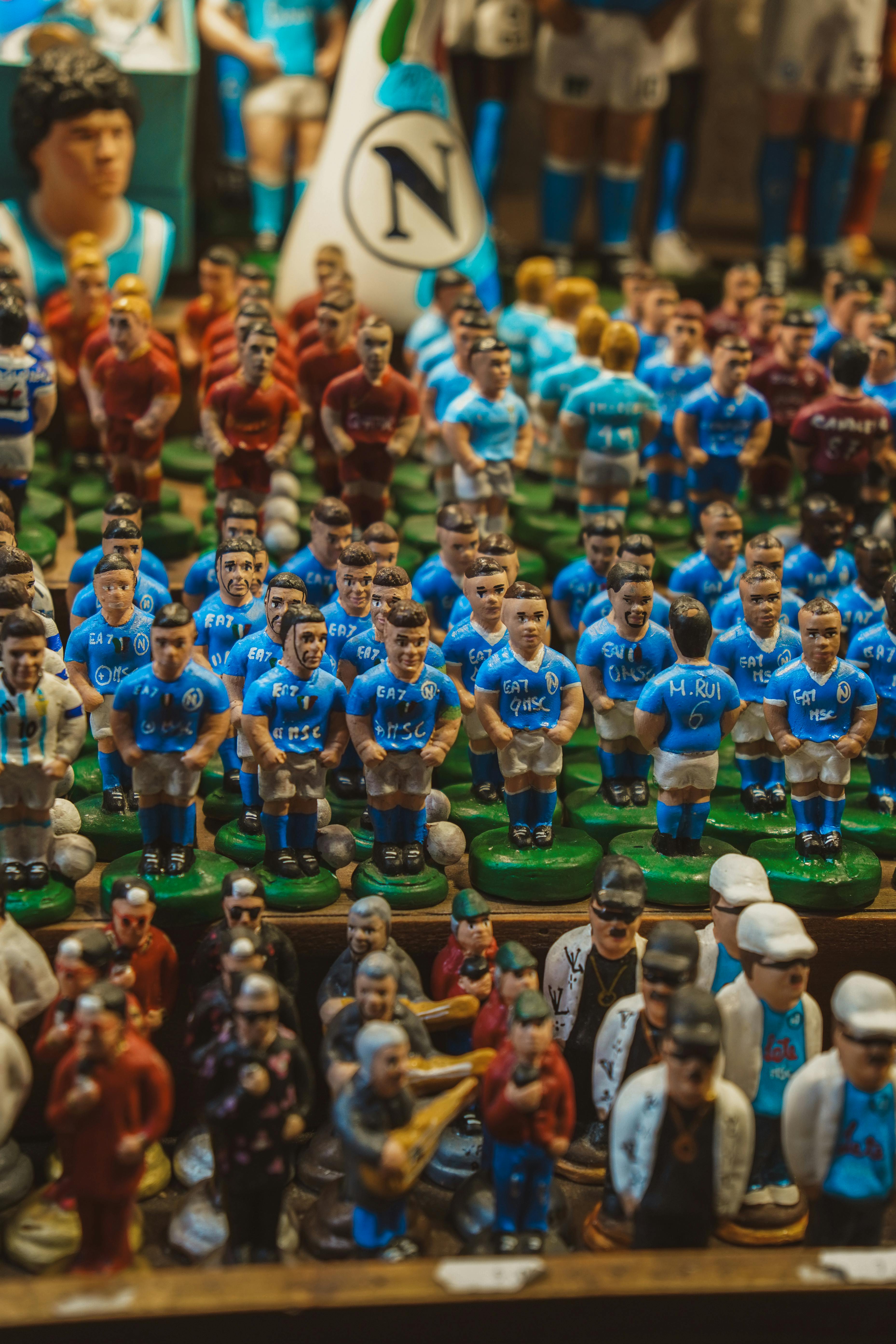 Se Exhiben Figuras Coloridas De Jugadores De Fútbol Del Nápoles · Foto ...