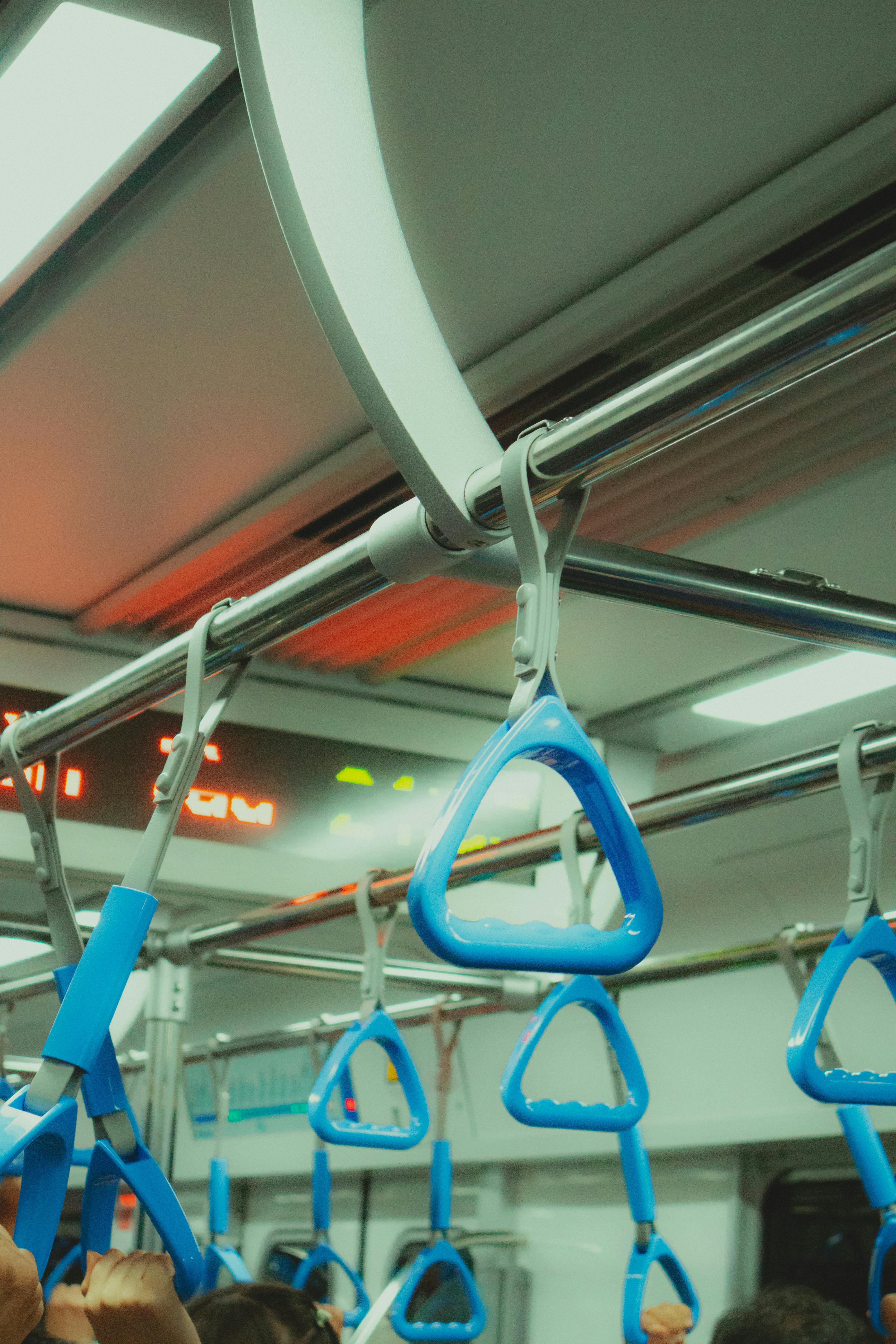 Interior Del Metro De La Ciudad De Ho Chi Minh Con Pasamanos Azules ...