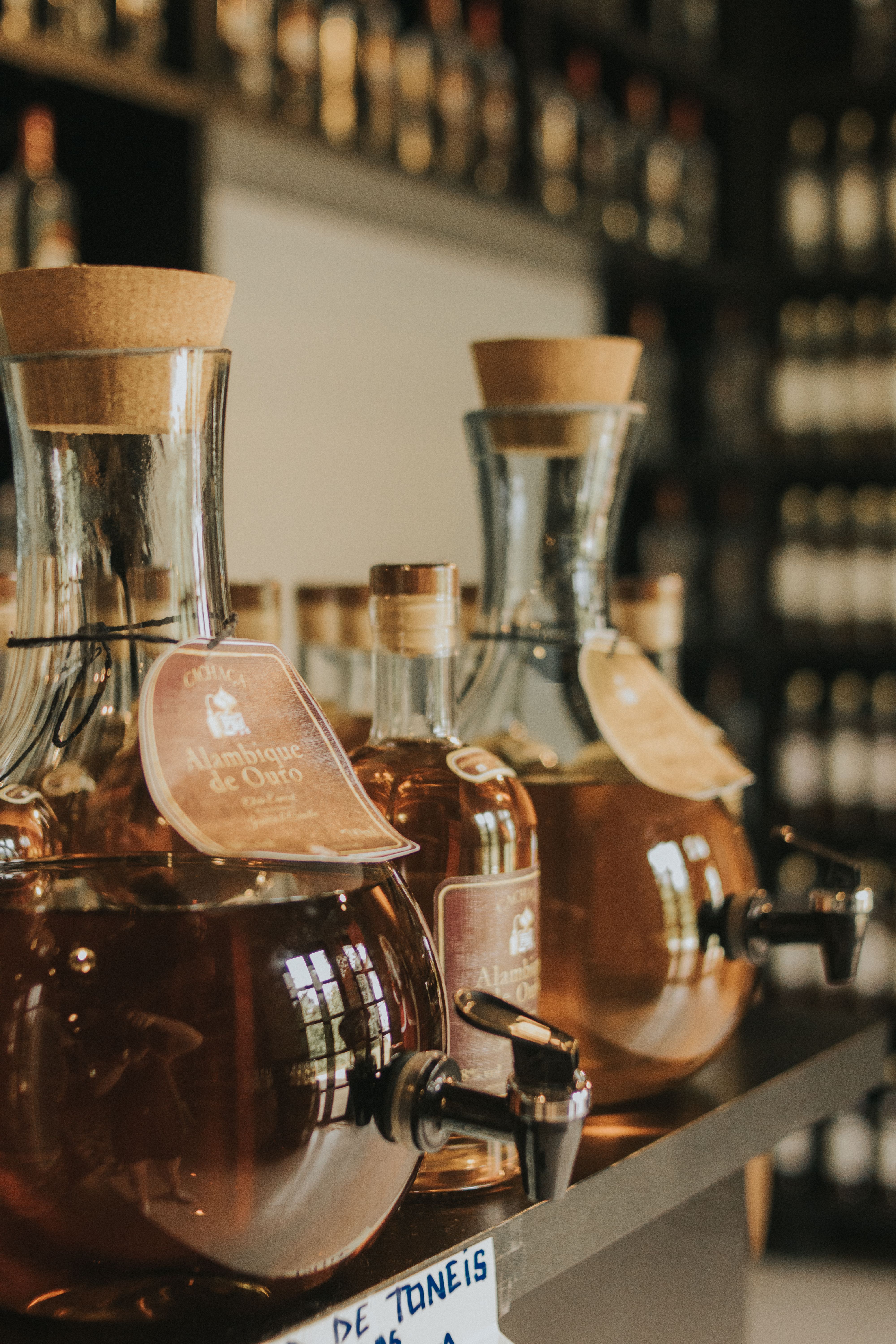 Primer Plano De Botellas De Vidrio Con Tapones De Corcho · Foto de ...