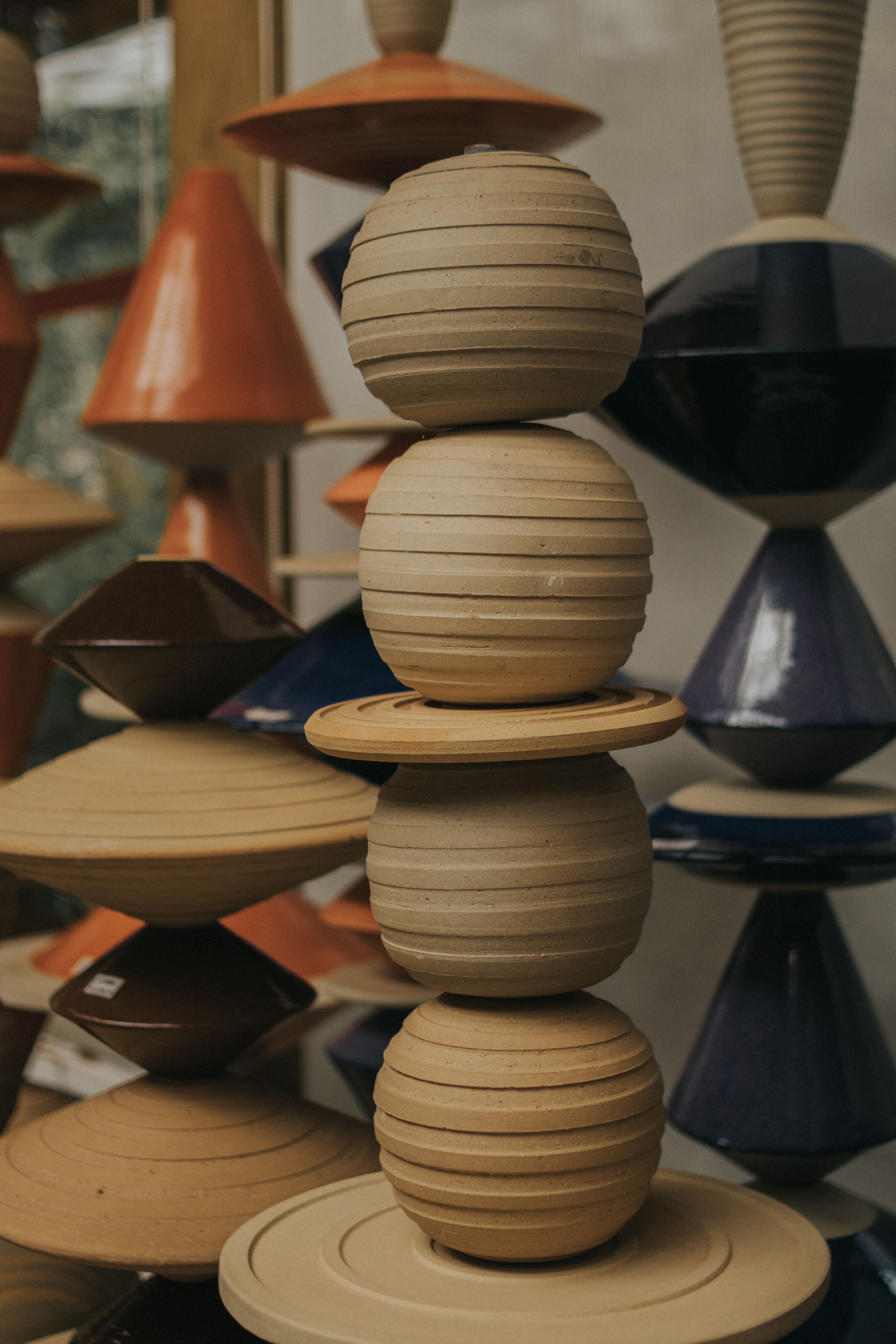 Figuras Cerámicas Apiladas En Taller Artesanal · Foto de stock gratuita