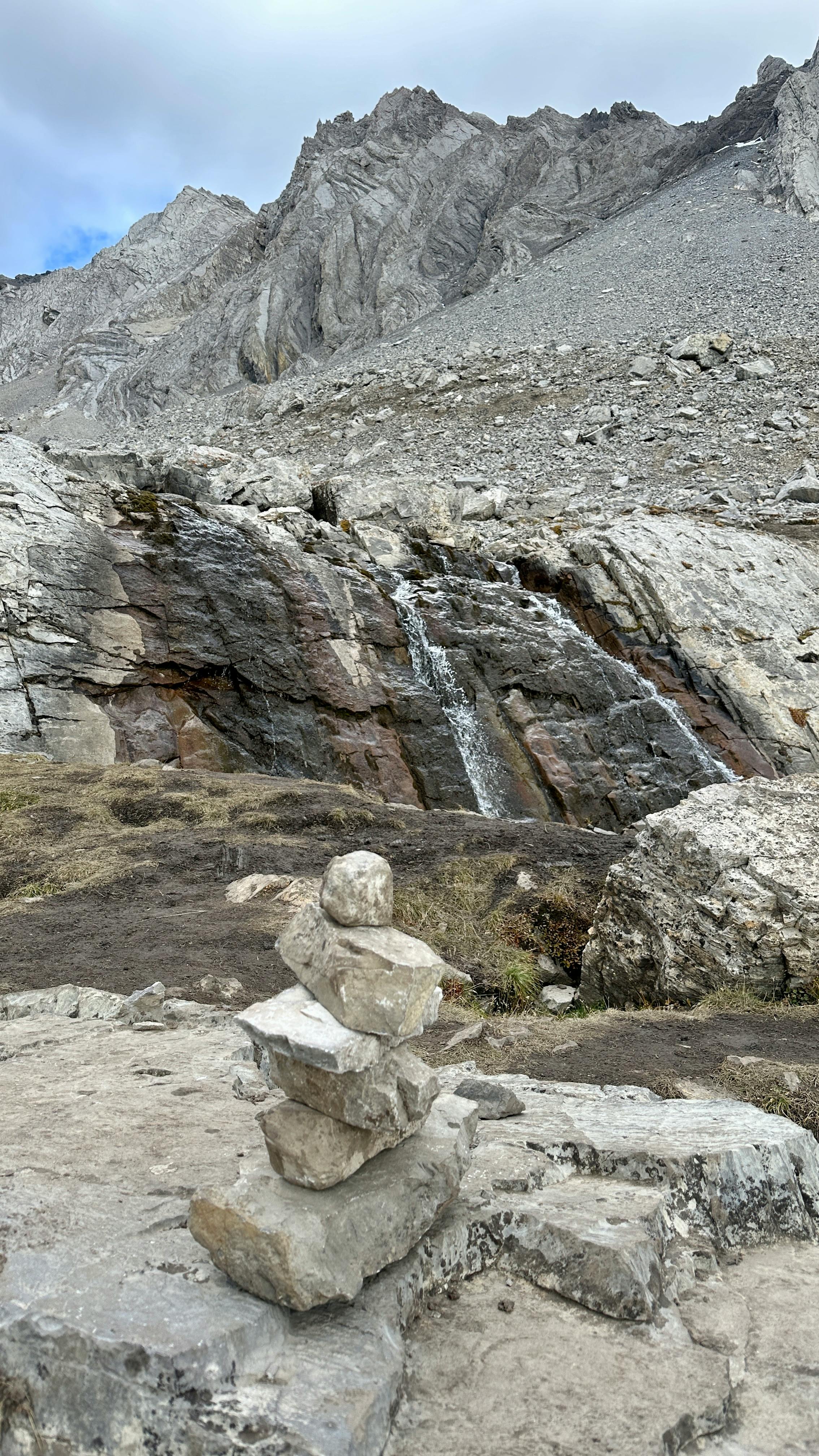 Rocas Apiladas En La Cascada De Las Montañas Rocosas · Foto de stock ...
