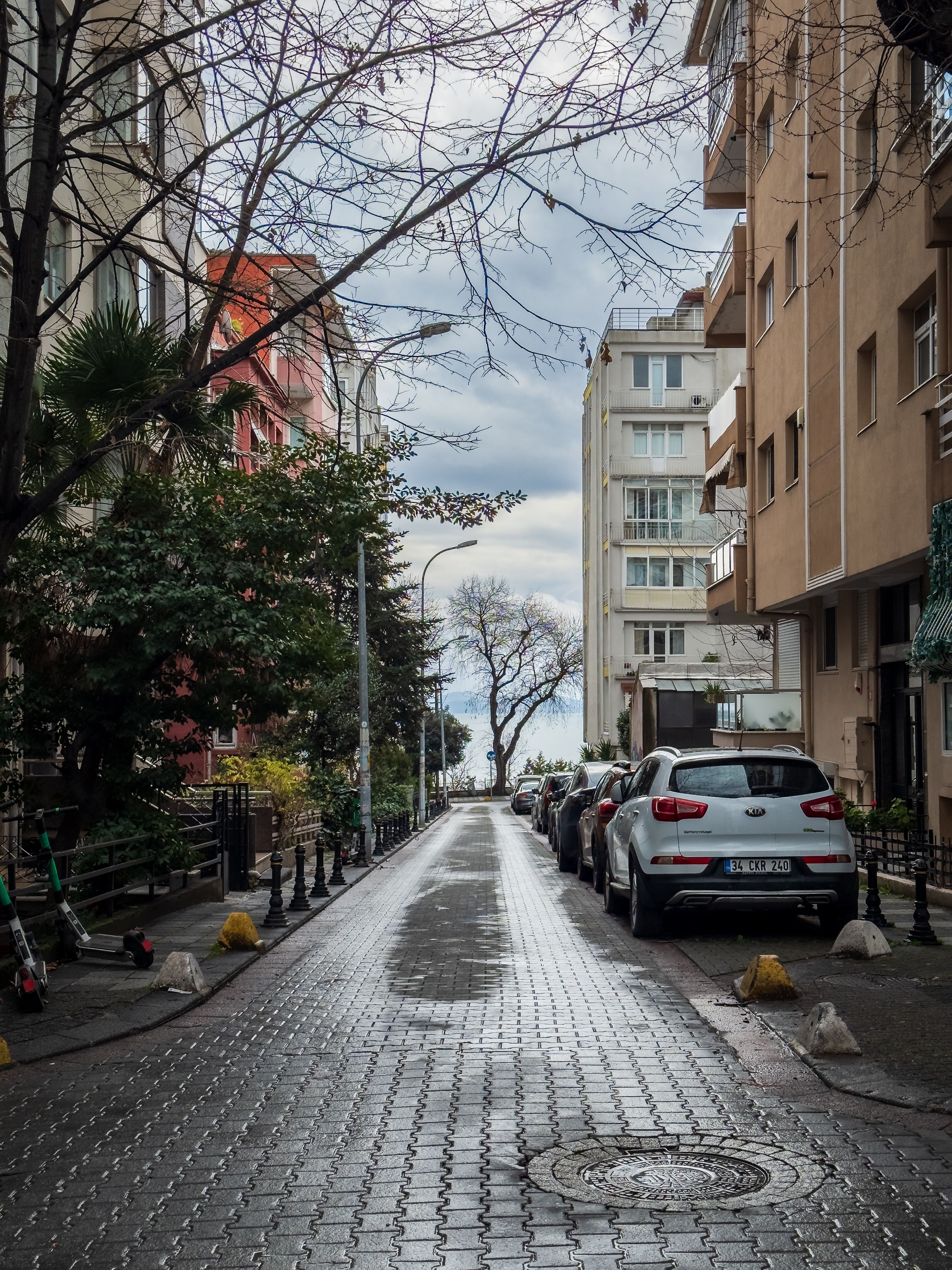 Urban Street Scene with Overcast Sky · Free Stock Photo