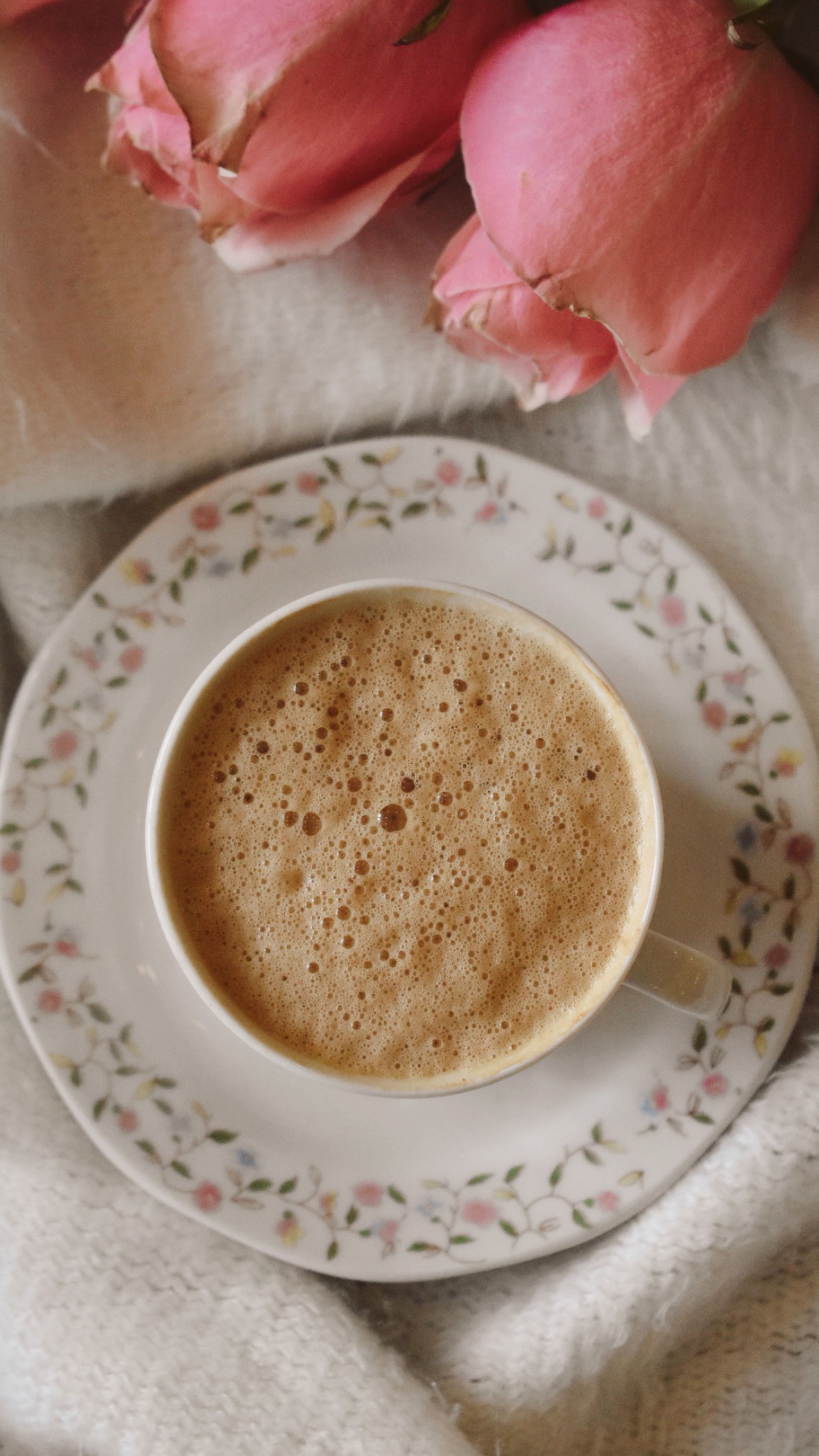Café Elegante Con Rosas Rosas · Foto de stock gratuita