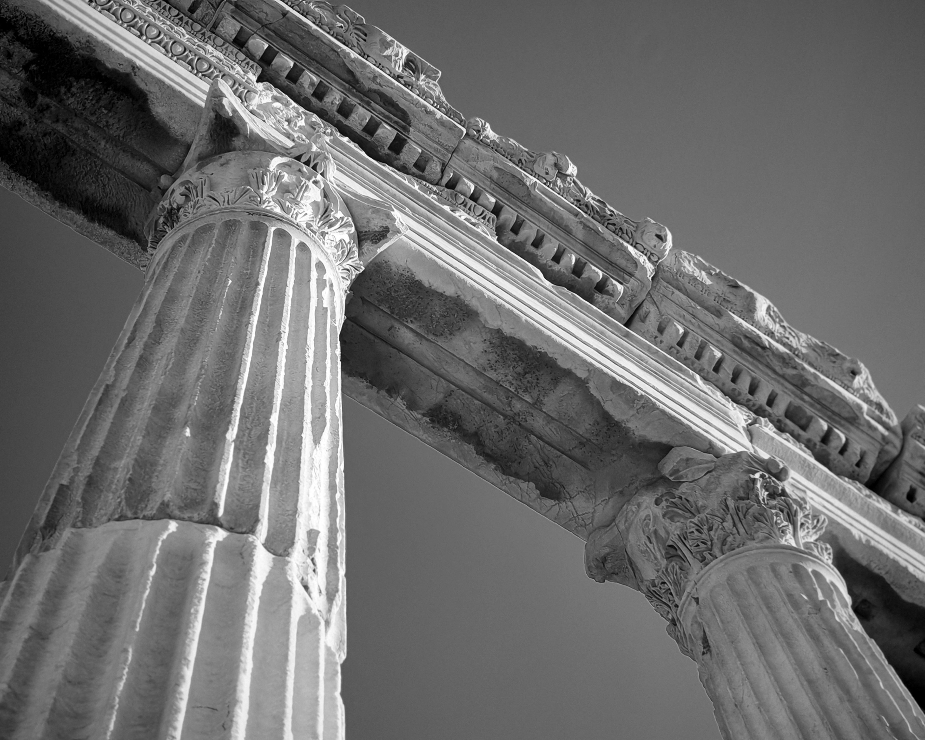 Vista En Blanco Y Negro De Columnas Romanas Antiguas · Foto de stock ...