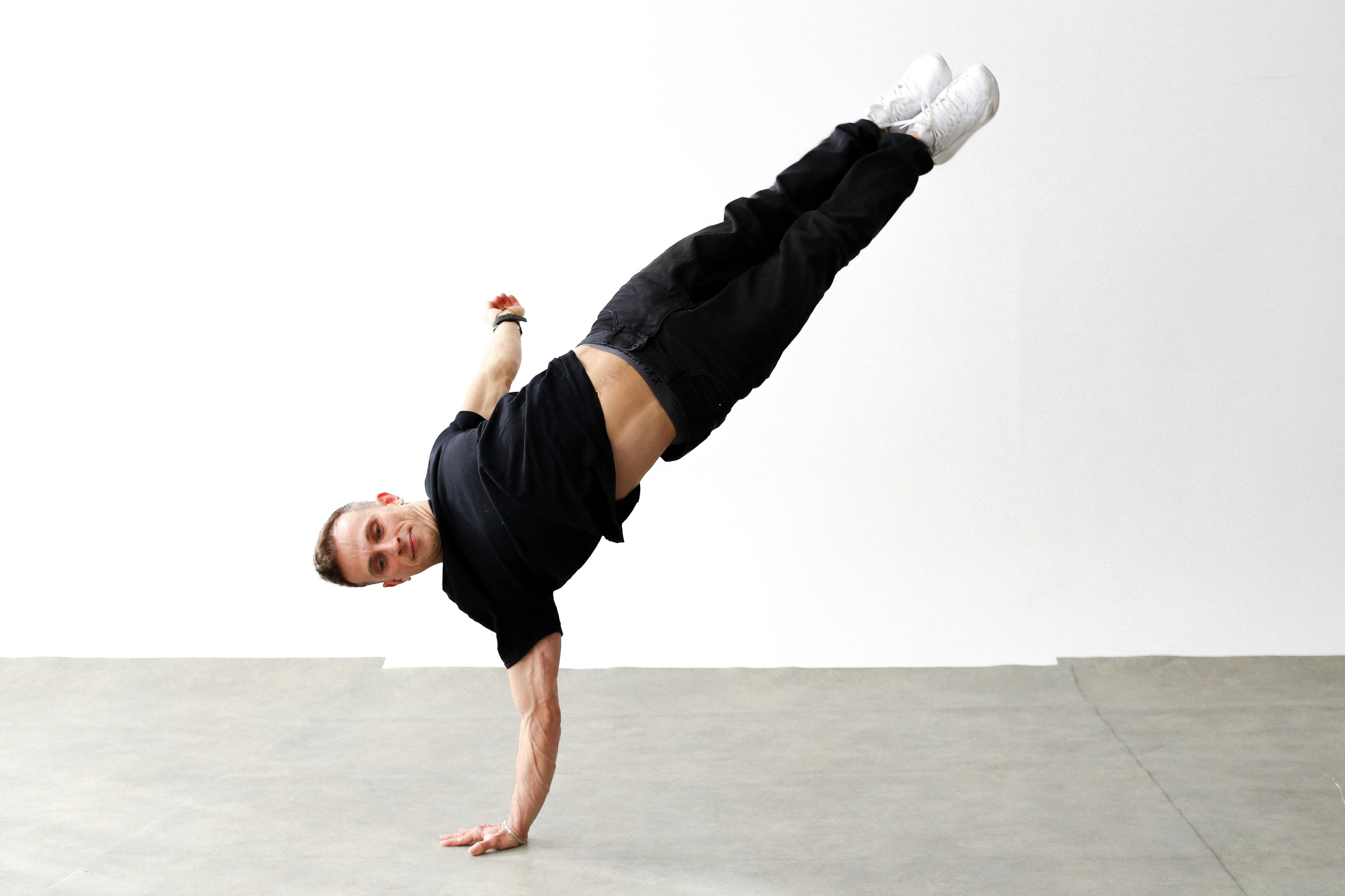 Bailarina De Break Dance Dinámica Haciendo El Pino En Berlín · Foto de ...