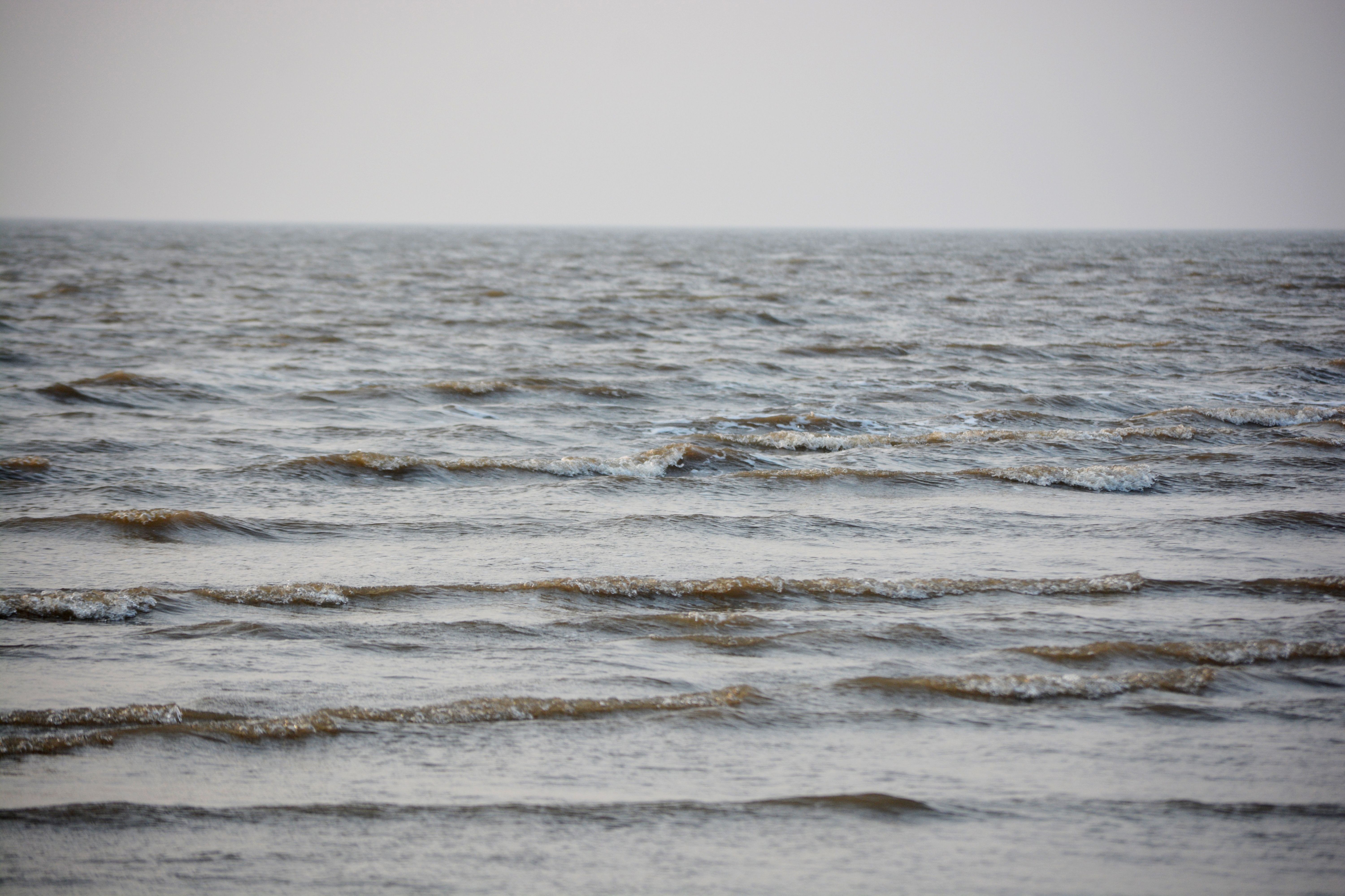 Tranquil Arabian Sea Waves at Mumbai Coastline · Free Stock Photo