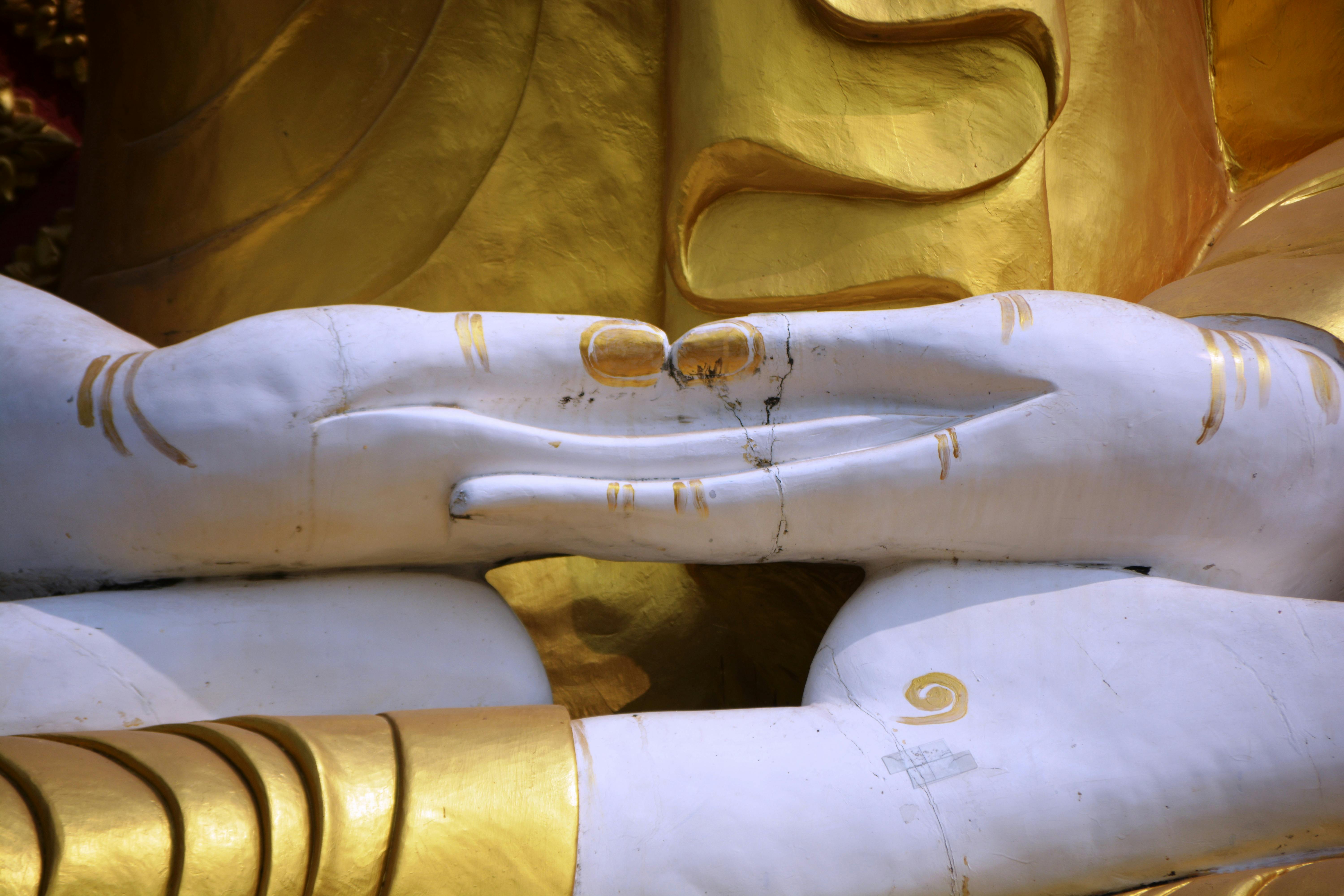 Primer Plano De Las Manos De Una Estatua De Buda En Postura De ...