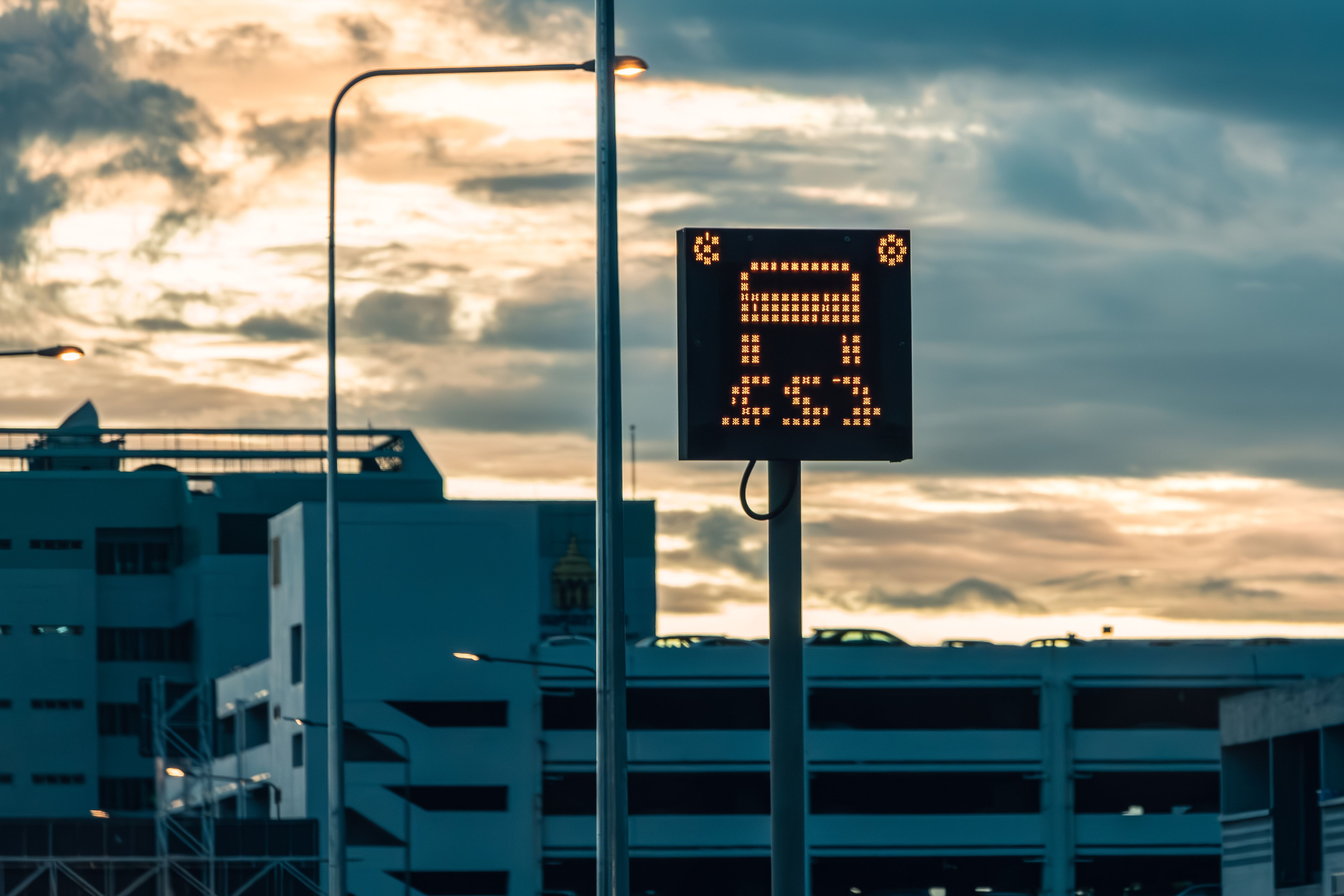 Urban parking sign with cloudy sky backdrop · Free Stock Photo