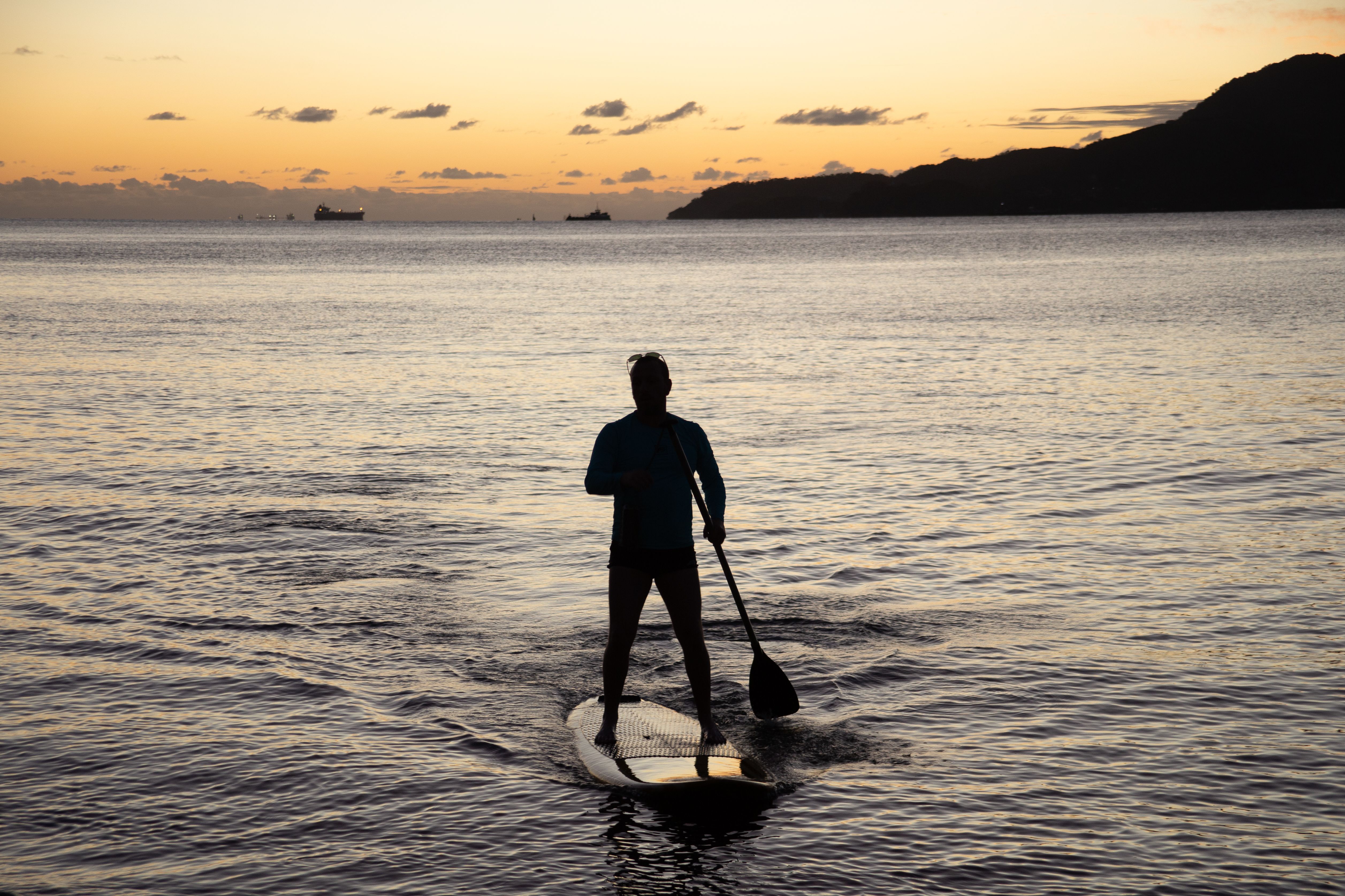 Silueta De Un Surfista De Remo Al Atardecer En Un Mar En Calma · Foto ...