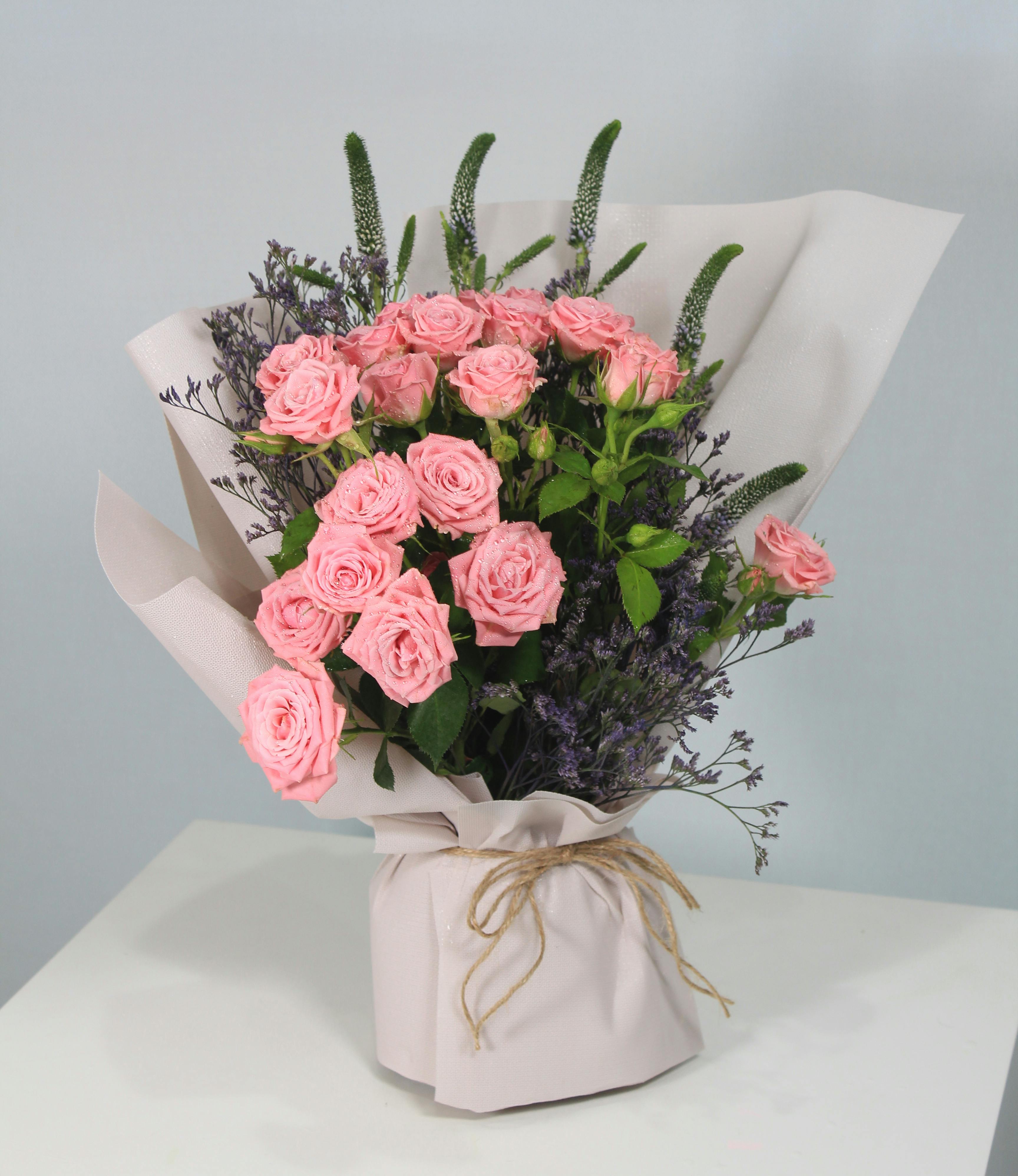 Elegant Bouquet of Pink Roses on Display · Free Stock Photo