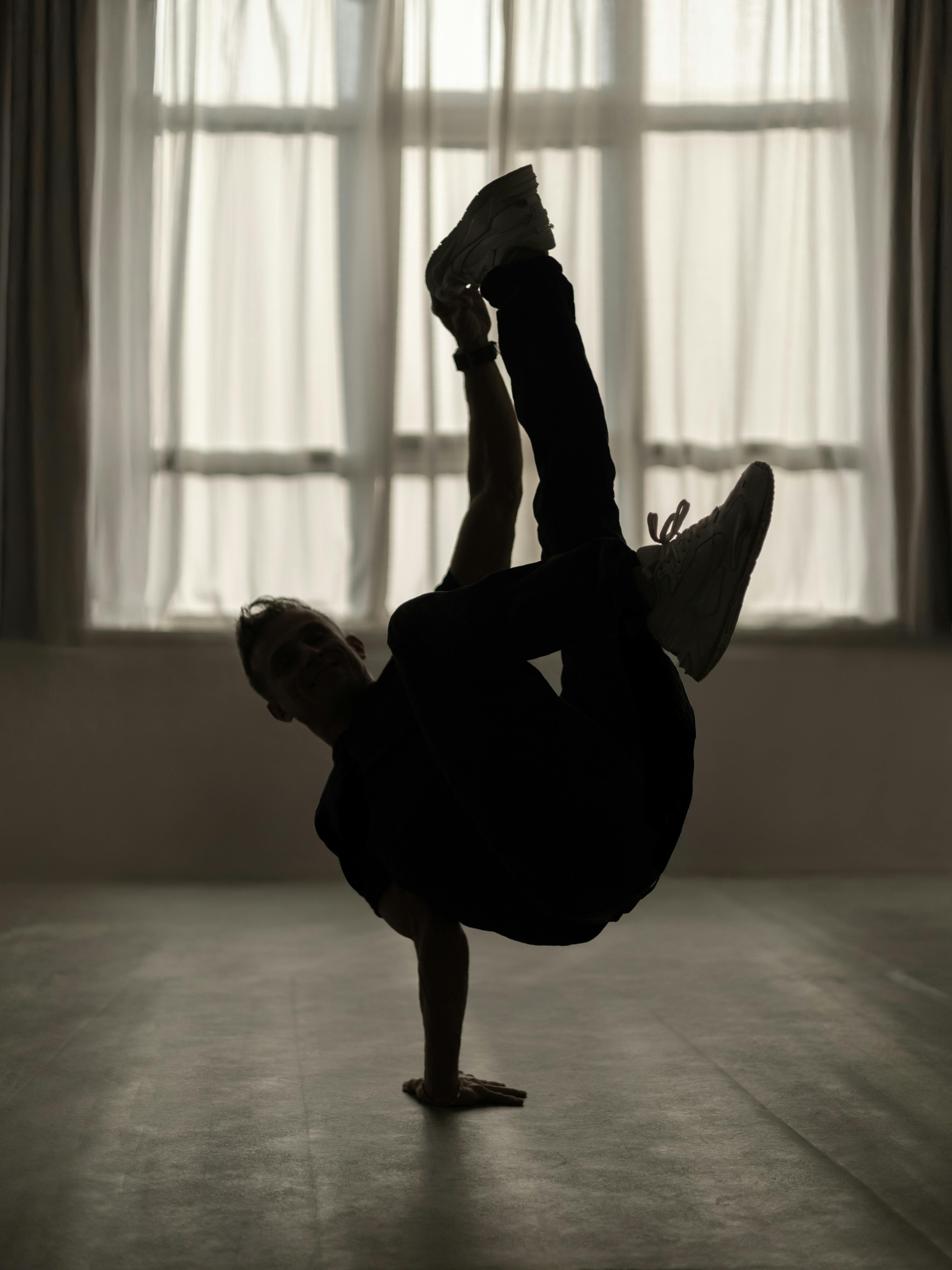 Bailarina De Break Dance Dinámica Bailando Silueta En Interiores · Foto ...