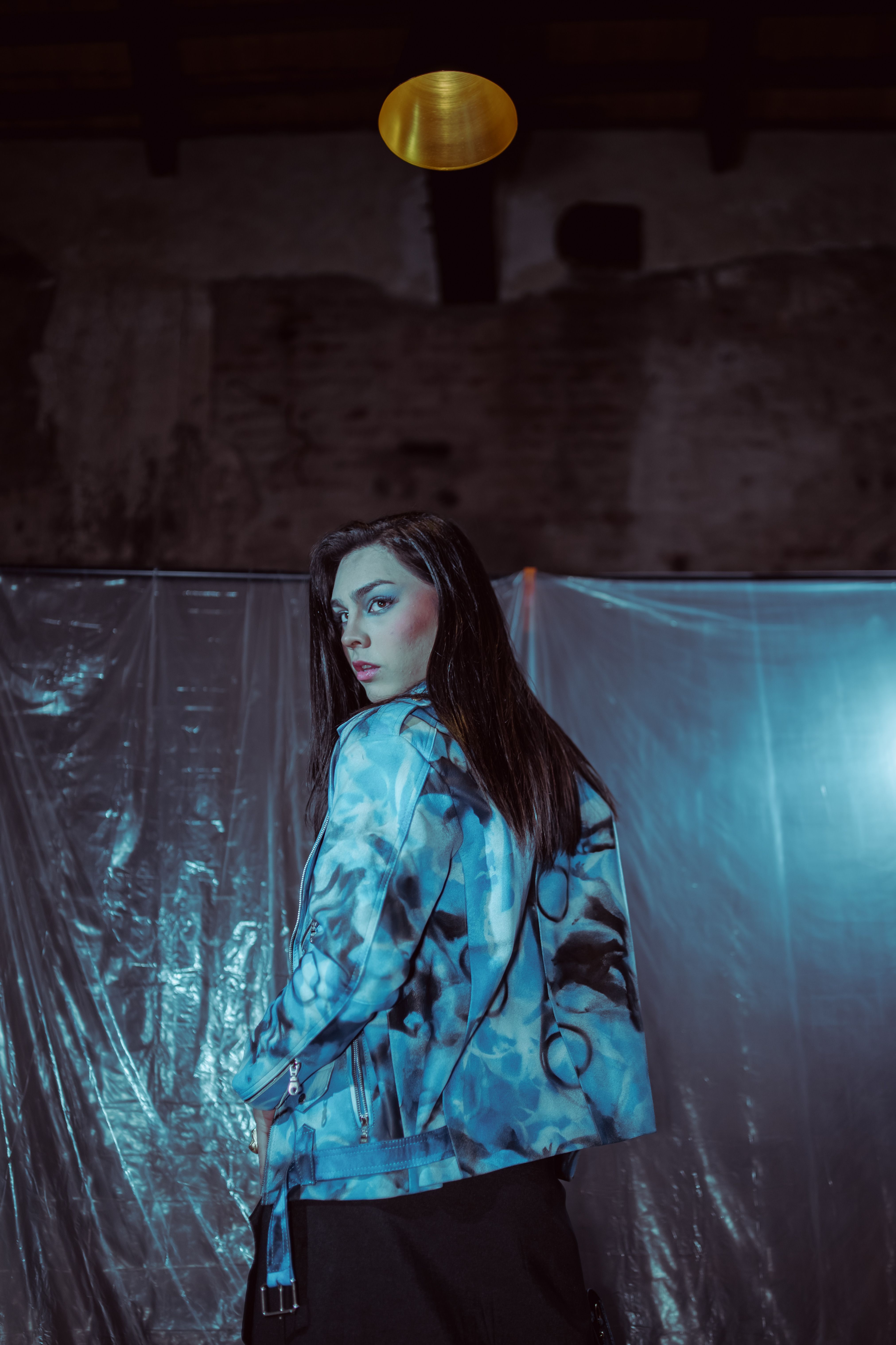 Retrato De Moda Vanguardista En Un Entorno Urbano · Foto de stock gratuita