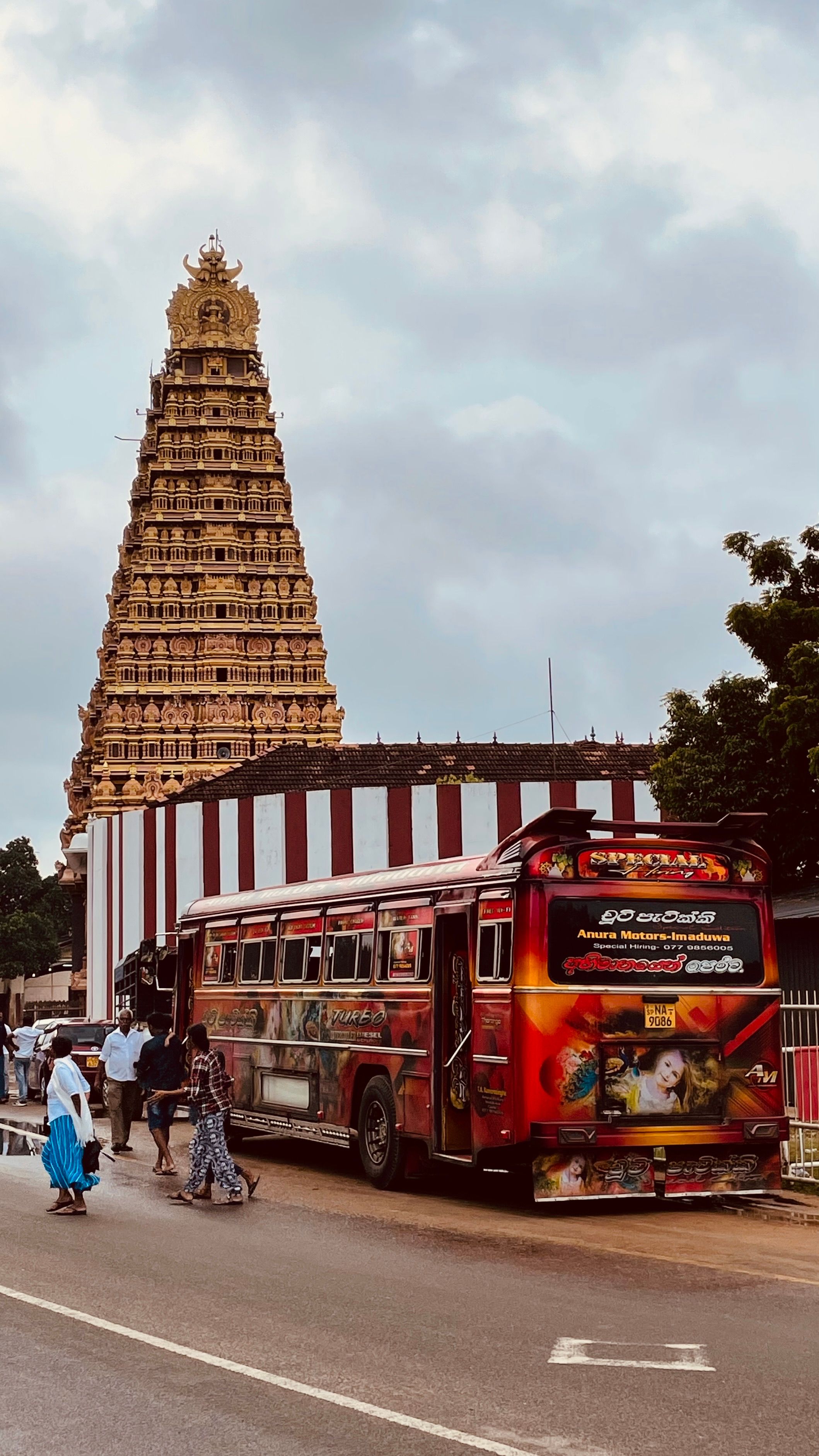 Vibrant Street Scene Near Iconic Indian Temple · Free Stock Photo