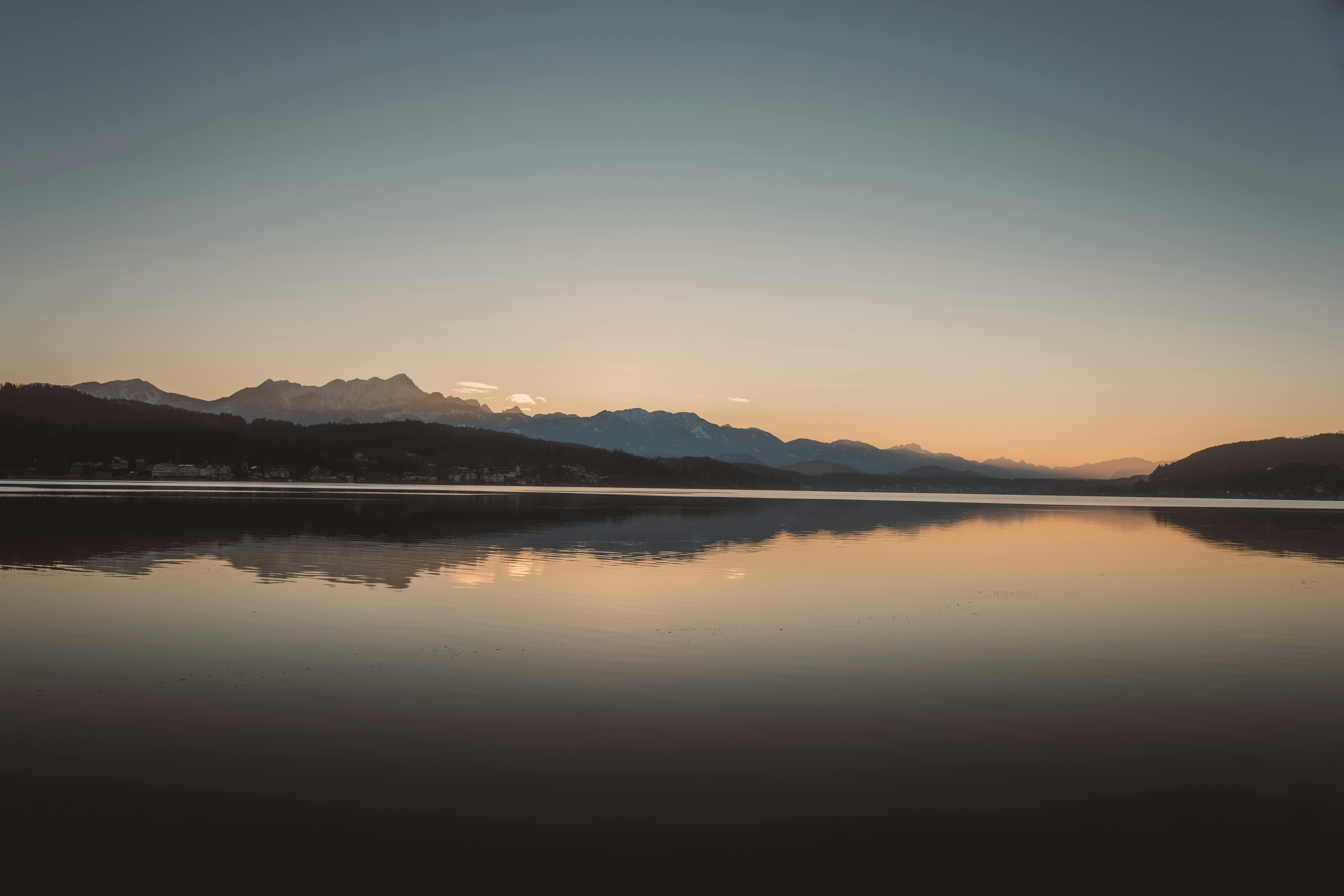 Ruhiger Bergsee Bei Sonnenuntergang · Kostenloses Stock-Foto